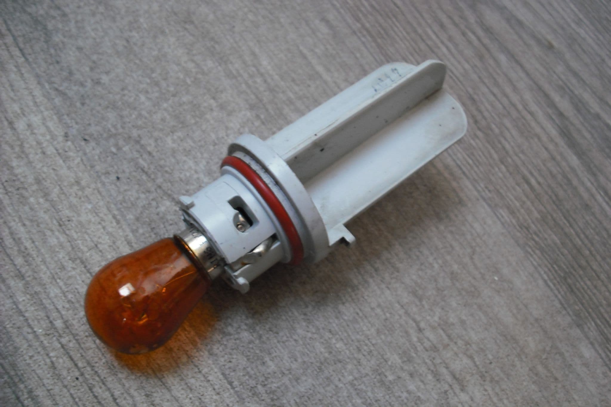 A GENUINE BMW 1 SERIES E87 HEADLIGHT INDICATOR FLASHER BULB HOLDER