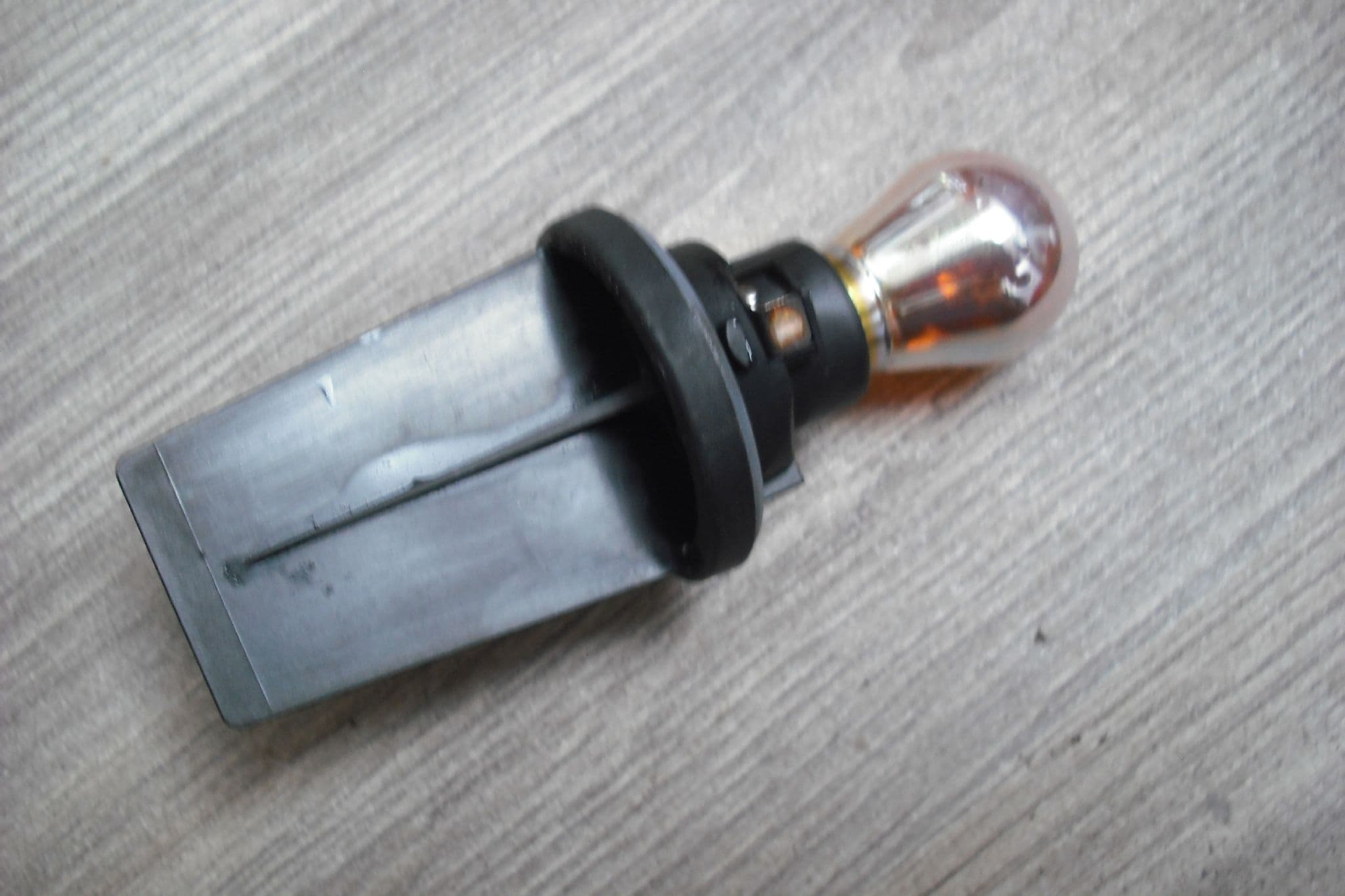 A GENUINE BMW E60 E61 XENON HEADLIGHT INDICATOR FLASHER BULB HOLDER