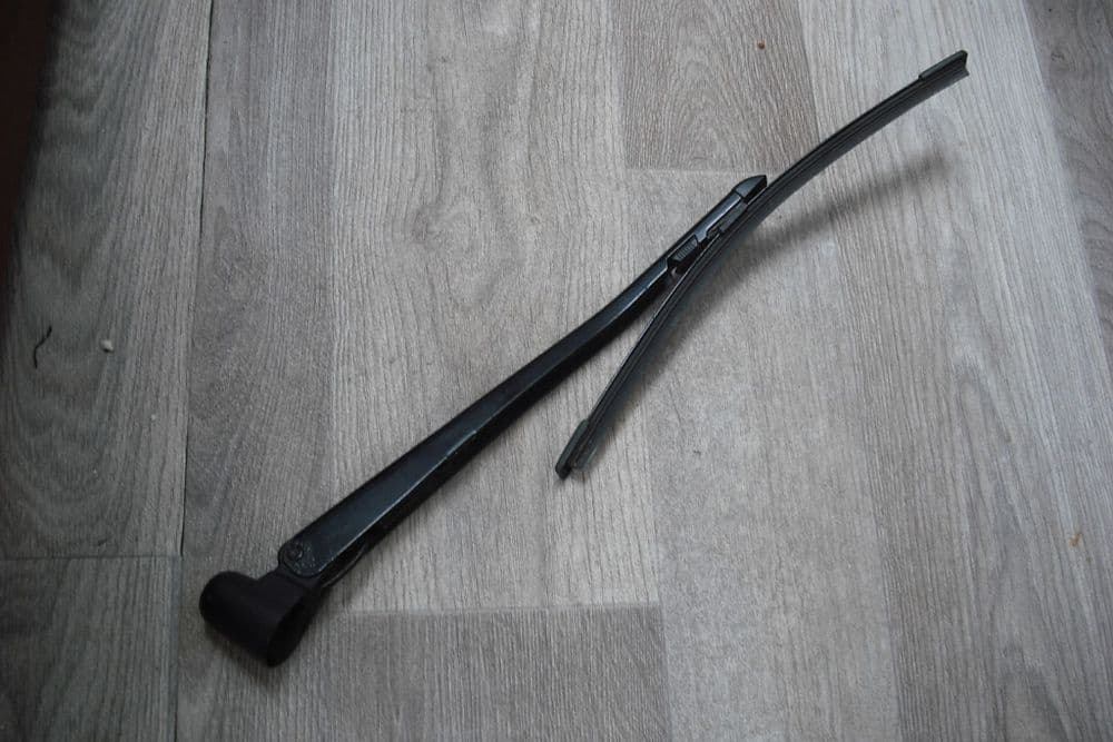 A GENUINE BMW E87 1 SERIES REAR WINDOW WIPER ARM AND BLADE