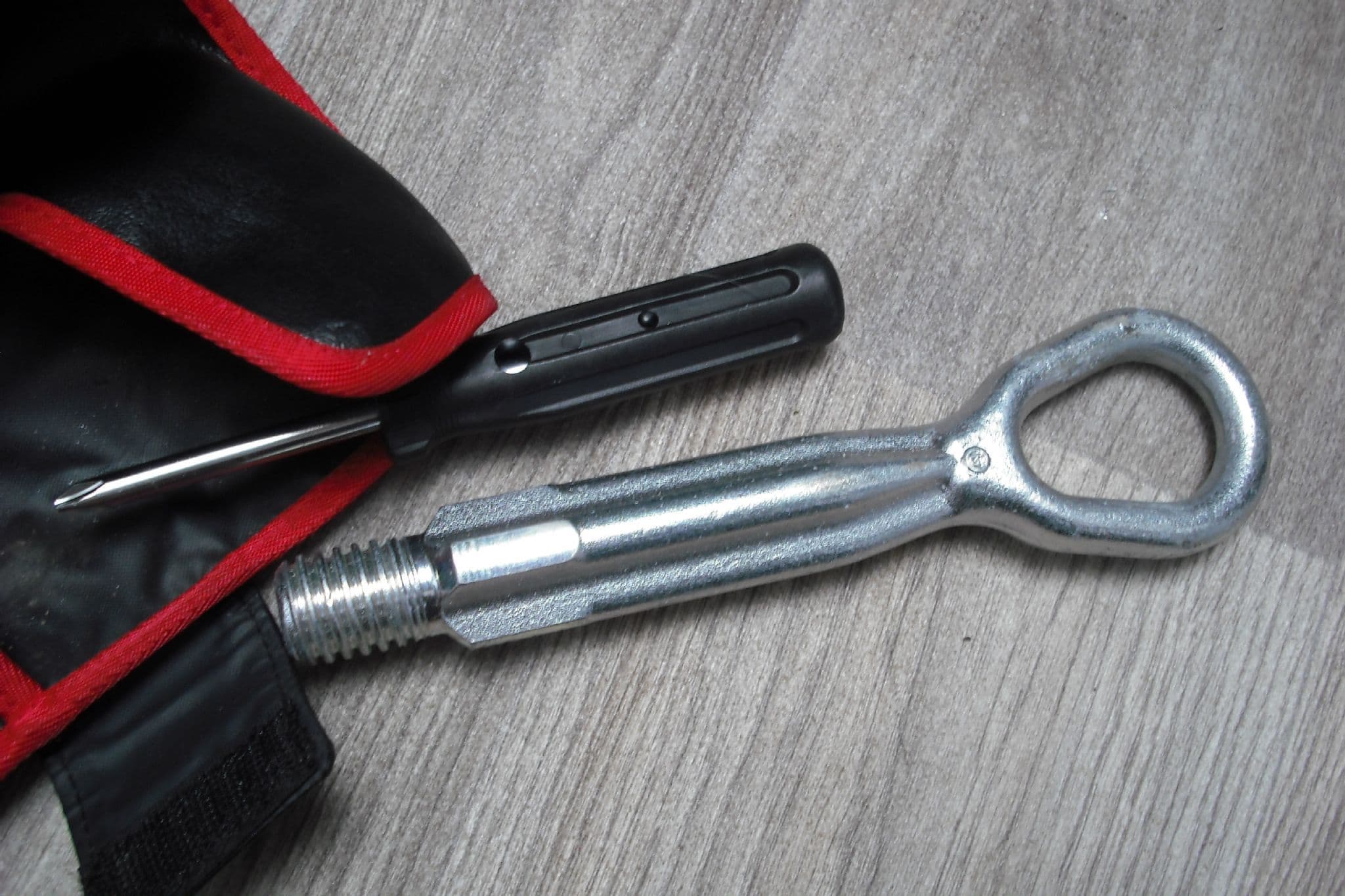 A GENUINE BMW F10 AND F11 TOWING EYE SCREW BOLT AND SCREW DRIVER