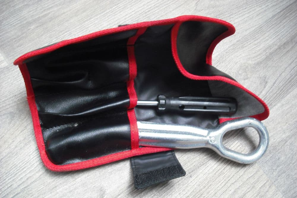 A GENUINE BMW F10 AND F11 TOWING EYE SCREW BOLT AND SCREW DRIVER