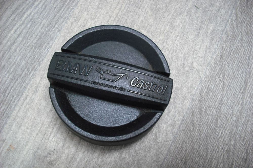 A GENUINE BMW F10 F11 2 0 DIESEL ENGINE OIL FILLER CAP