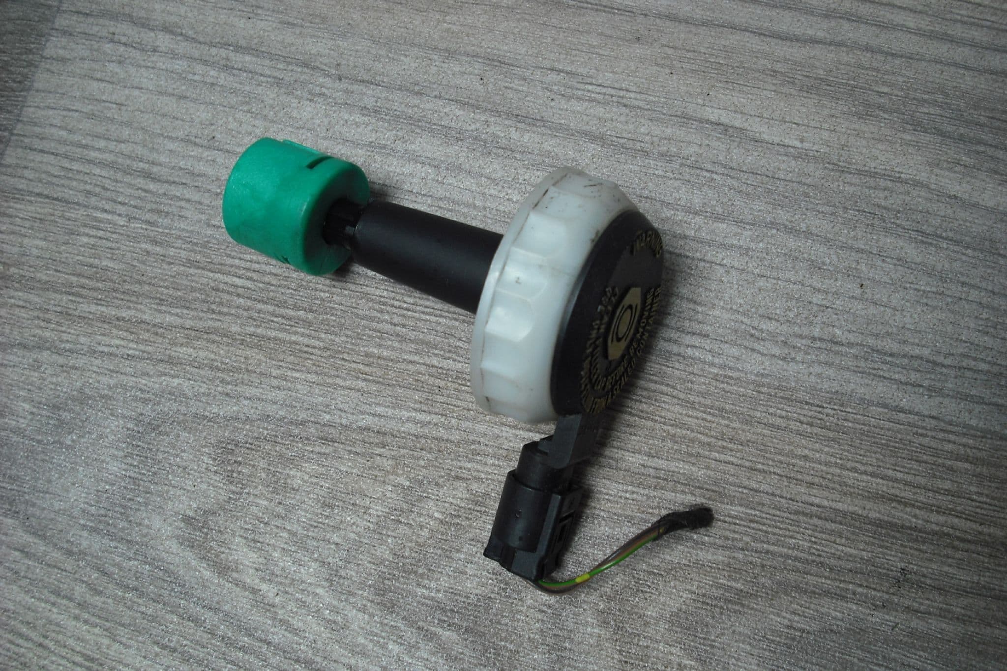 A GENUINE BMW F10 F11 BRAKE FLUID MASTER CYLINDER FILLER CAP WITH LEVEL ...