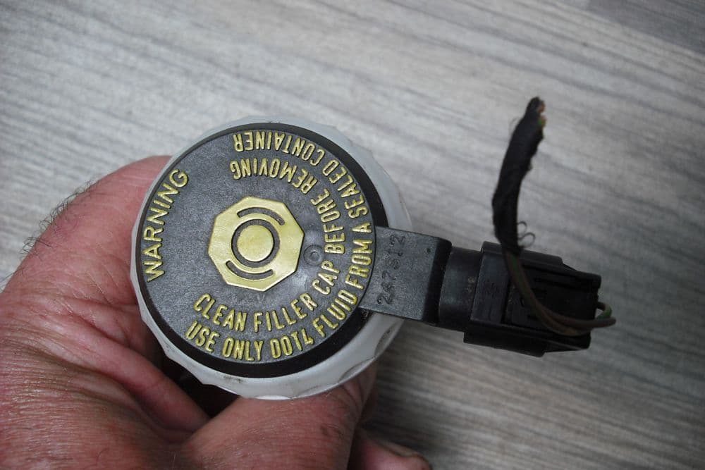 A GENUINE BMW F10 F11 BRAKE FLUID MASTER CYLINDER FILLER CAP WITH LEVEL ...