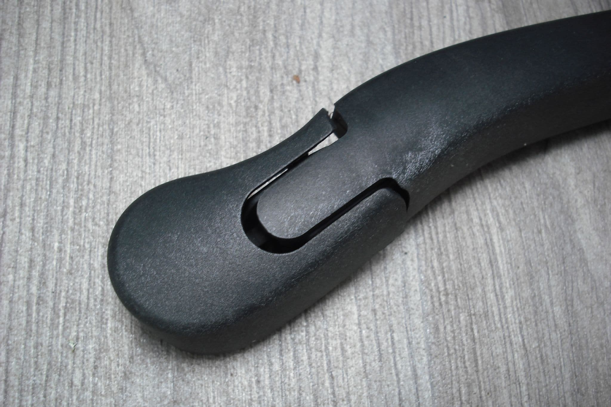 A GENUINE BMW F11 TOURER ESTATE REAR WINDOW WIPER ARM