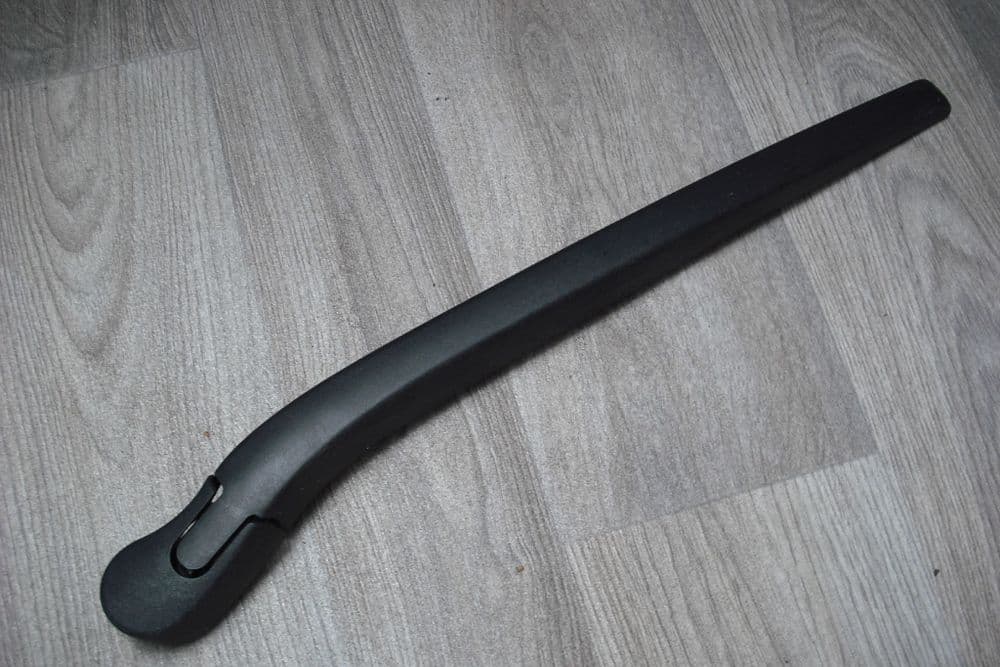 A GENUINE BMW F11 TOURER ESTATE REAR WINDOW WIPER ARM