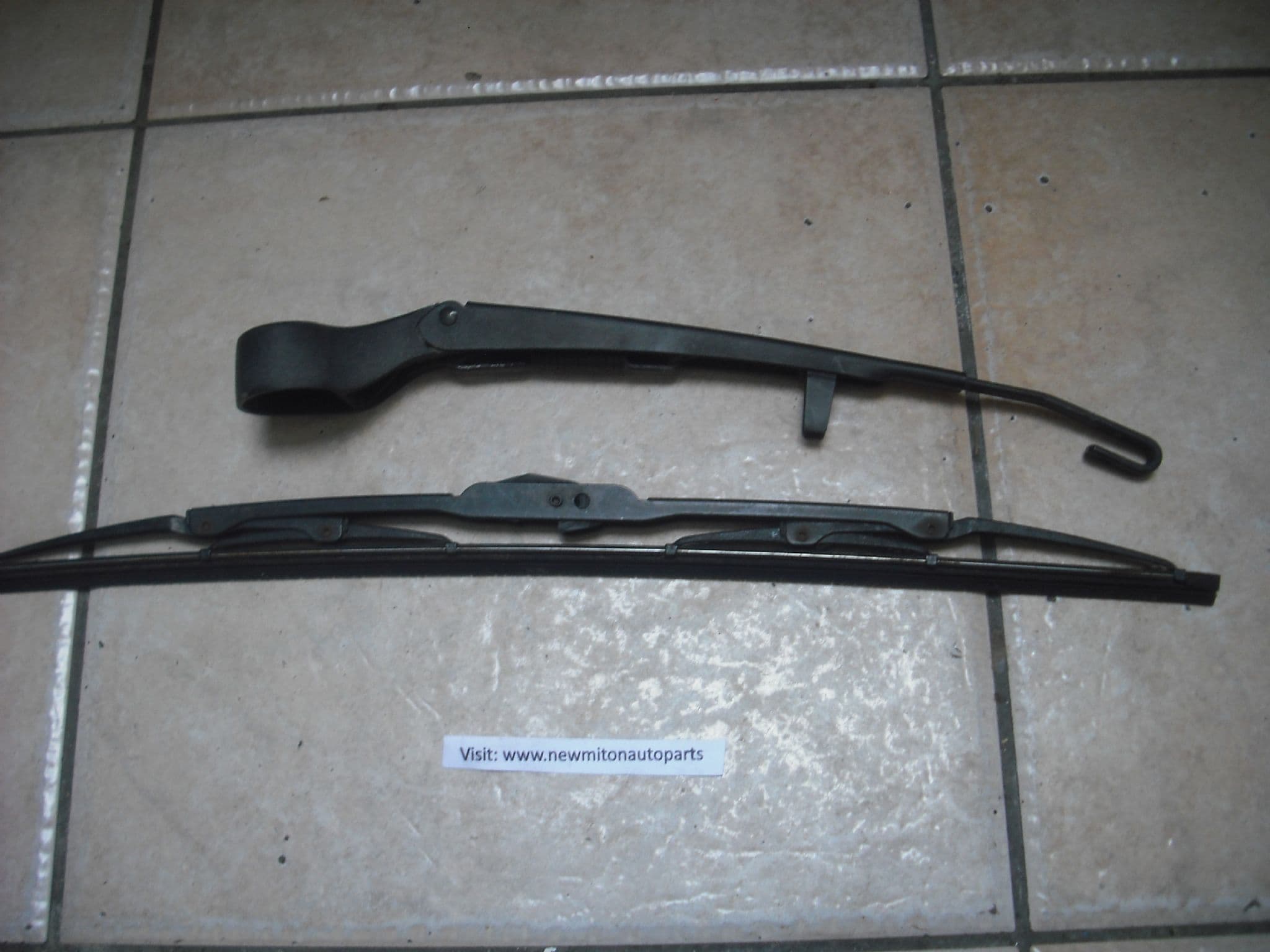 A GENUINE BMW X5 MK1 REAR WINDOW WIPER ARM AND BLADE