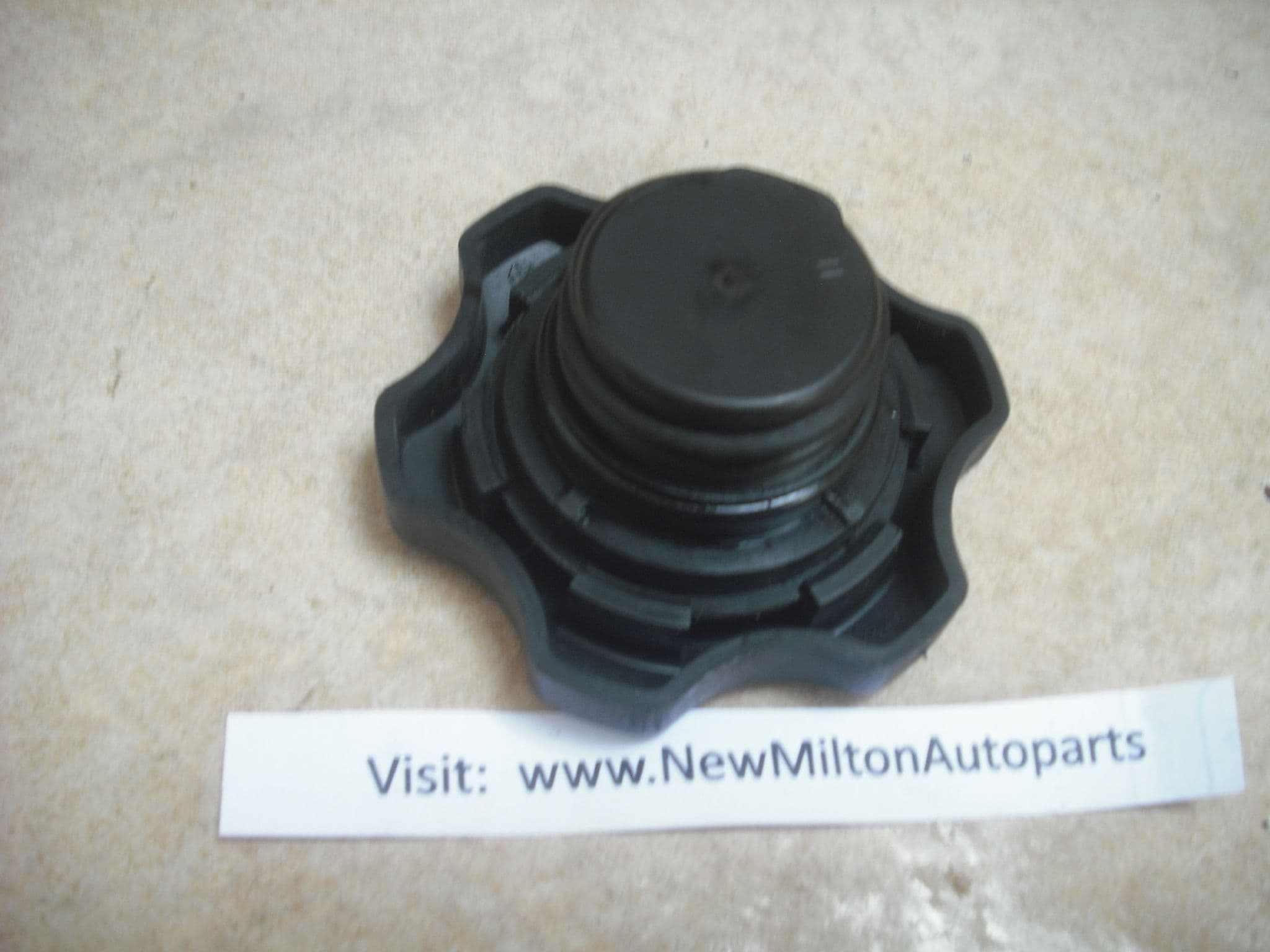 A GENUINE CHRYSLER JEEP GRAND CHEROKEE ENGINE OIL FILLER CAP