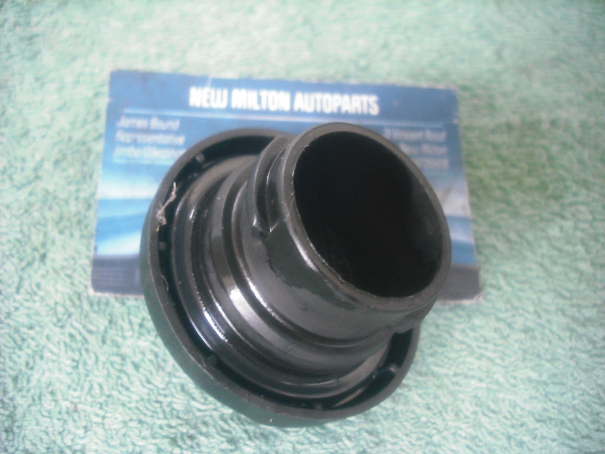 A GENUINE CITROEN C4 1 4 AND 1 6 PETROL ENGINE OIL FILLER CAP