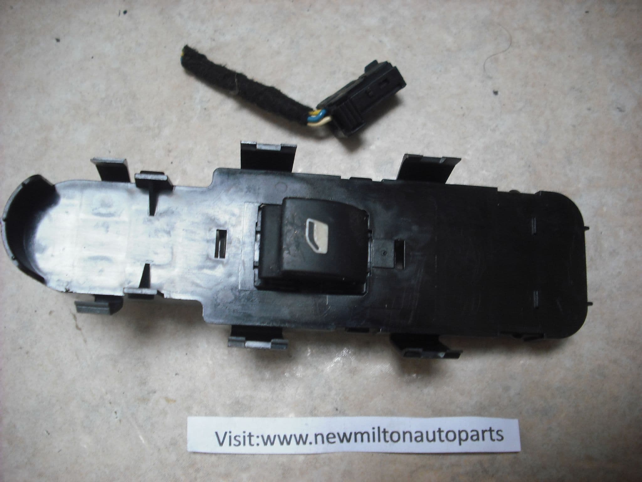 A GENUINE CITROEN C4 FRONT PASSENGER DOOR ELECTRIC WINDOW SWITCH