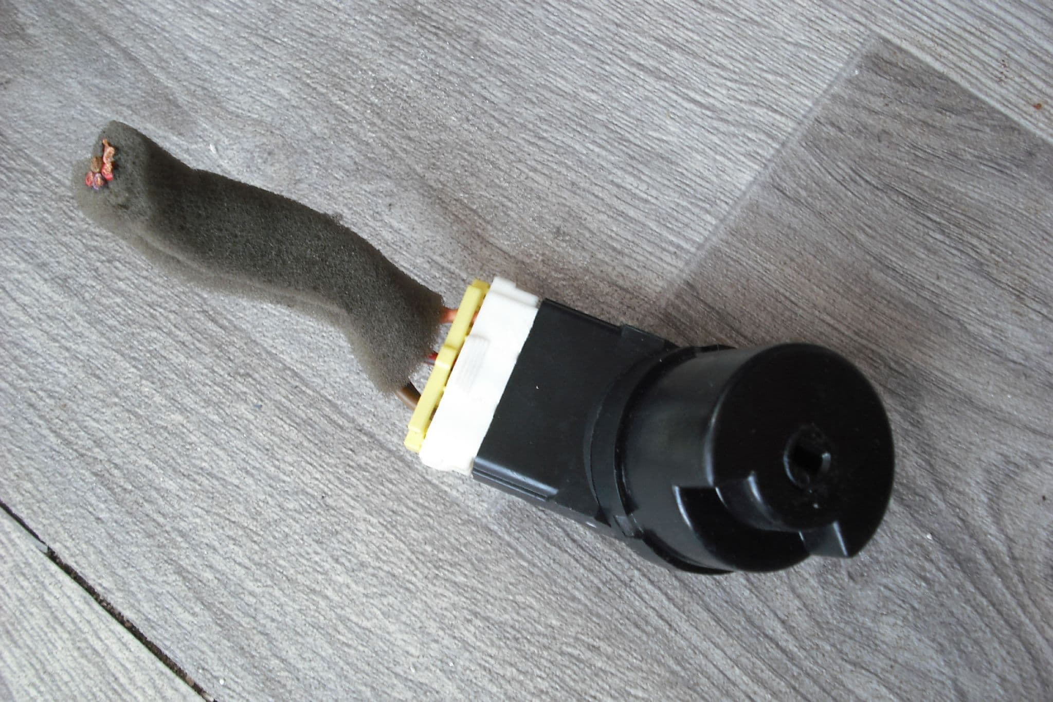 A GENUINE DAEWOO CHEVROLET MATIZ IGNITION SWITCH REAR WIRING PLUG SOCKET
