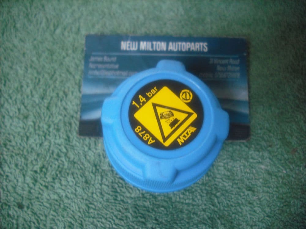 A GENUINE FIAT 500 2009-2014 ENGINE WATER COOLANT EXPANSION TANK FILLER CAP