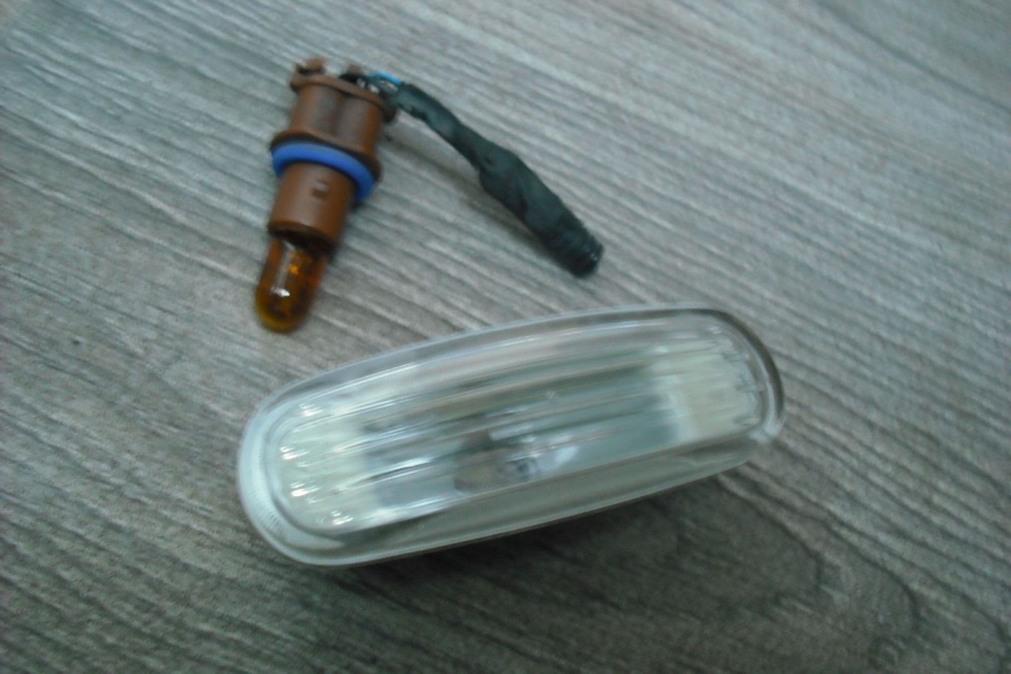 A GENUINE FIAT DOBLO AND FIORINO FRONT CLEAR WING MARKER INDICATOR