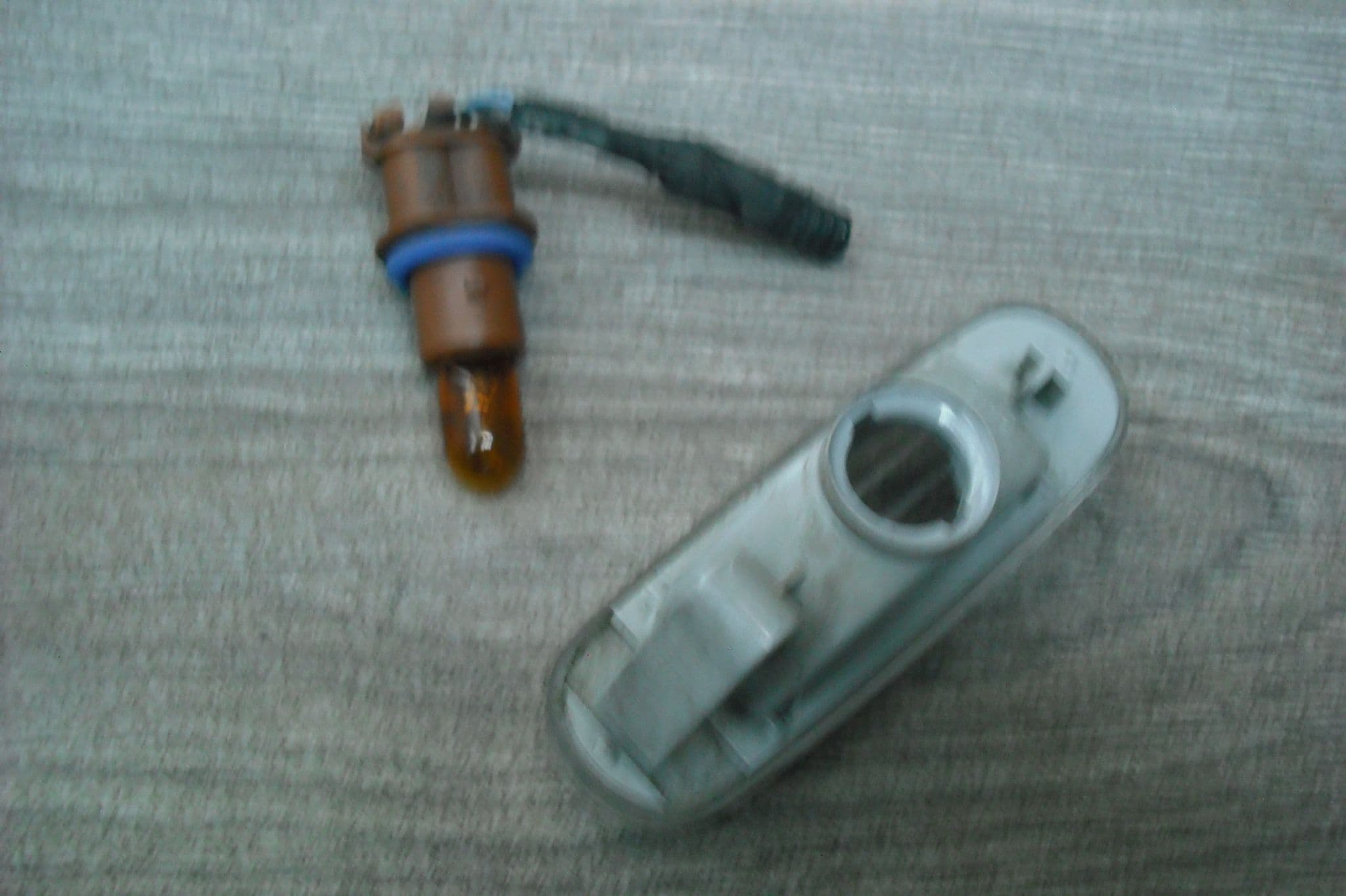 A GENUINE FIAT DOBLO AND FIORINO FRONT CLEAR WING MARKER INDICATOR