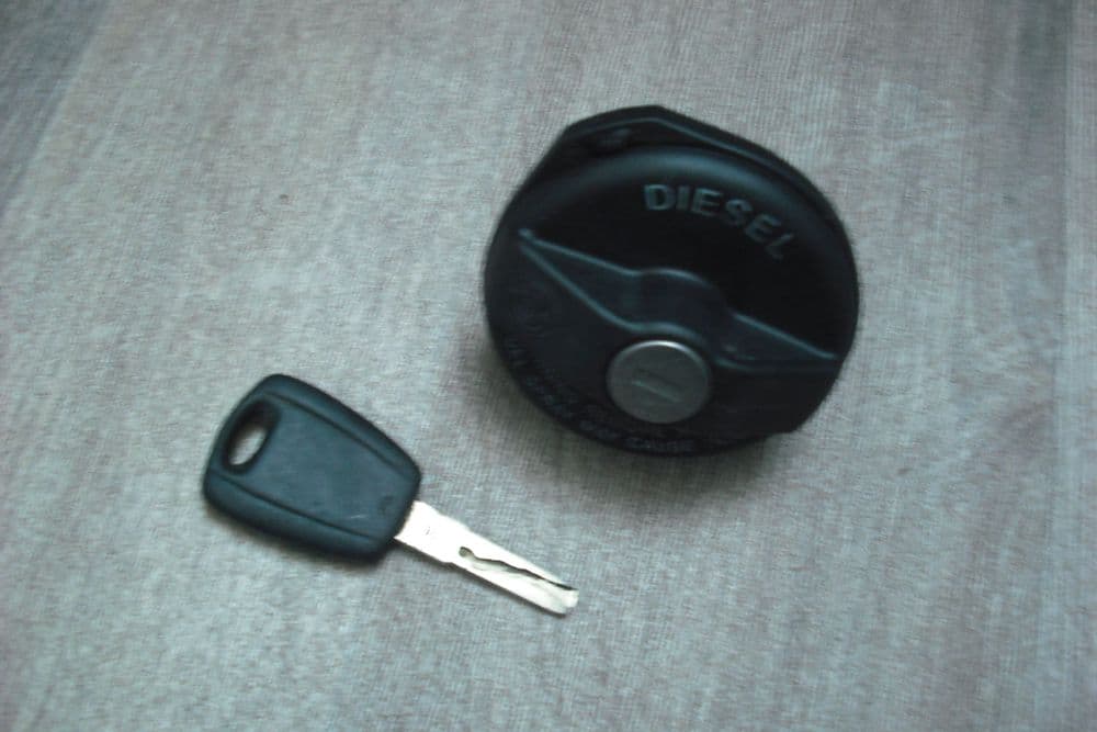 A GENUINE FIAT FIORINO DIESEL LOCKING FUEL CAP