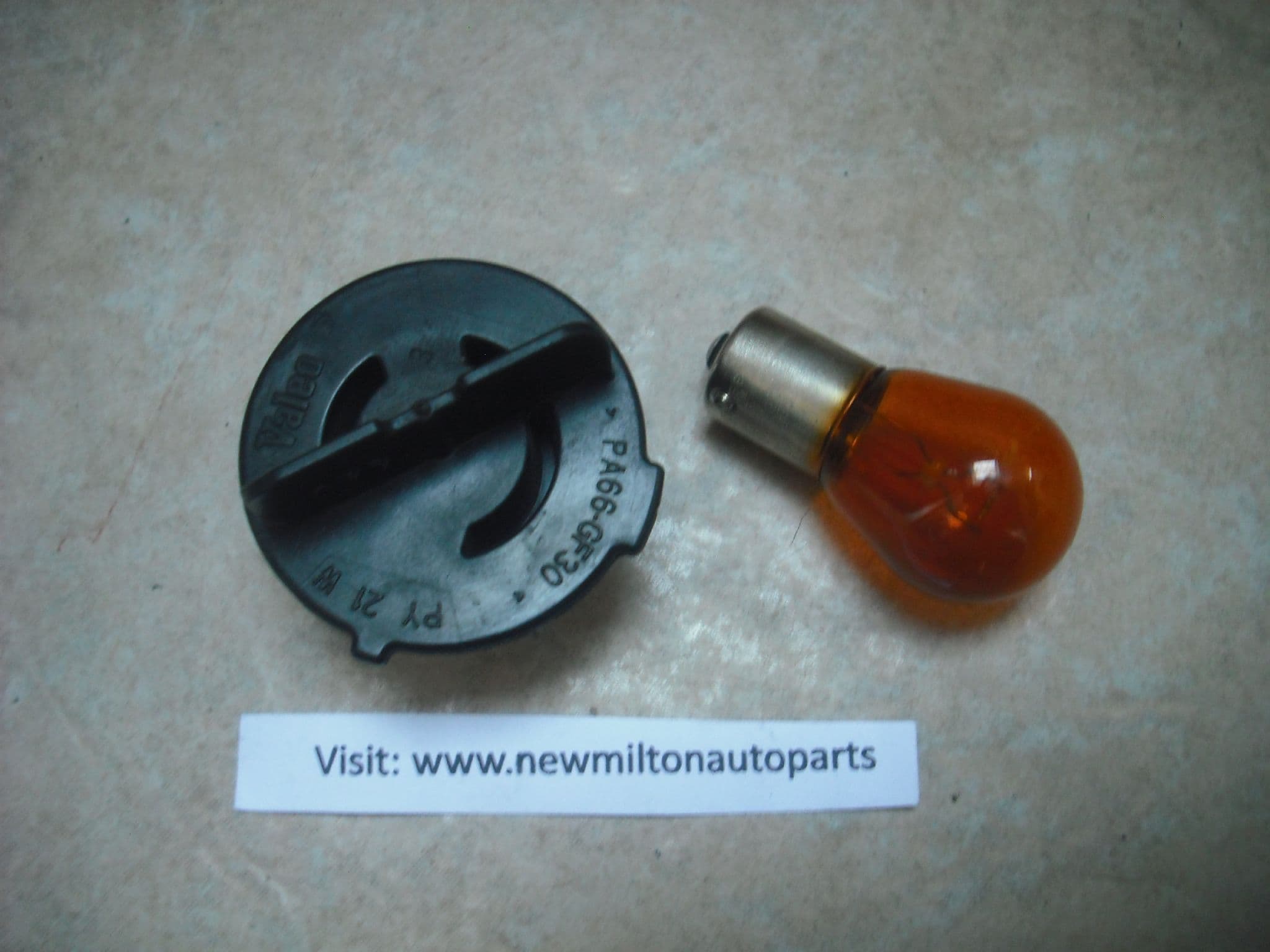 A GENUINE FORD C MAX MK2 HEADLIGHT HEADLAMP INDICATOR FLASHER BULB HOLDER