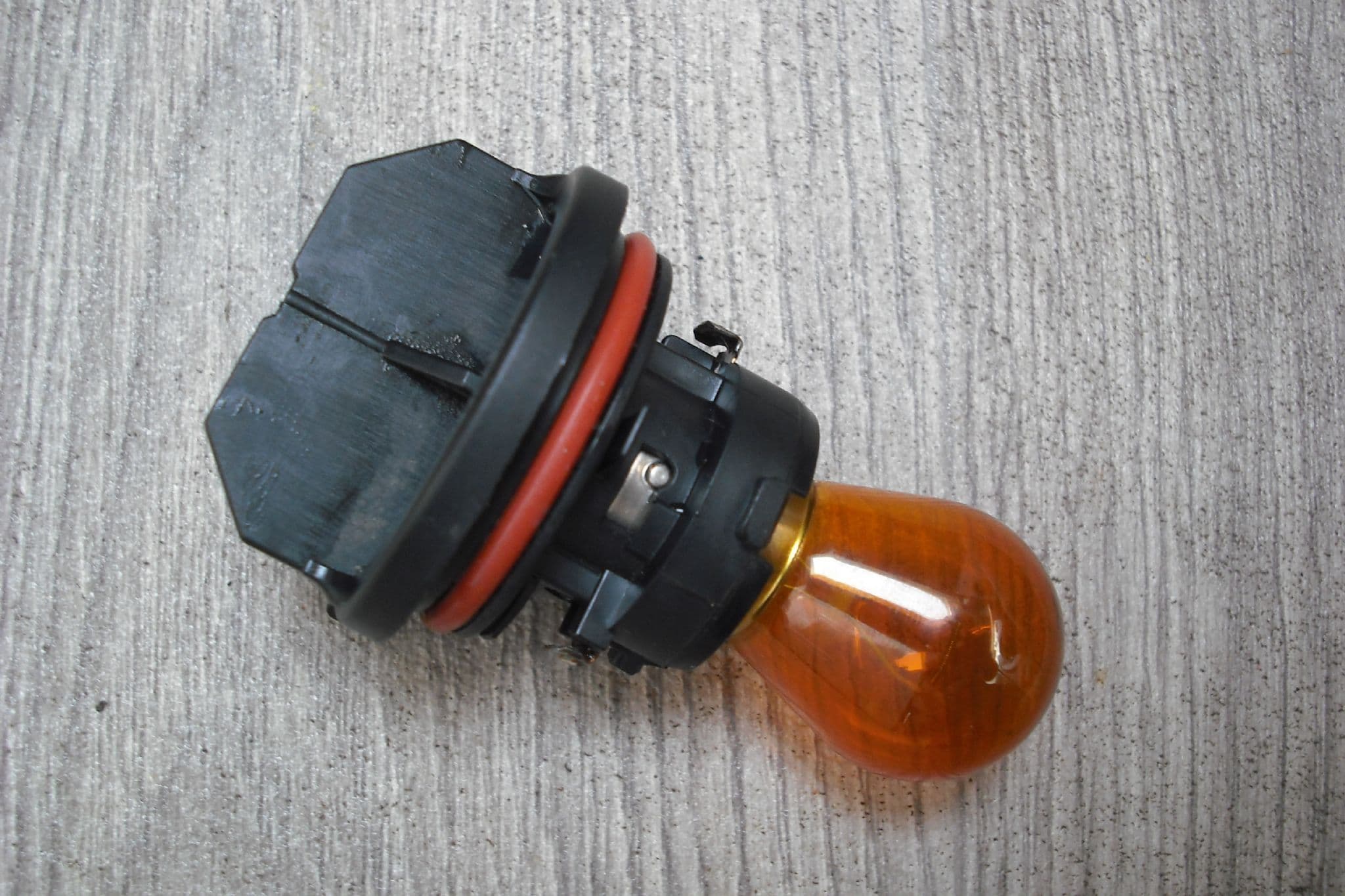 A GENUINE FORD CONNECT HEADLIGHT HEADLAMP INDICATOR FLASHER BULB HOLDER