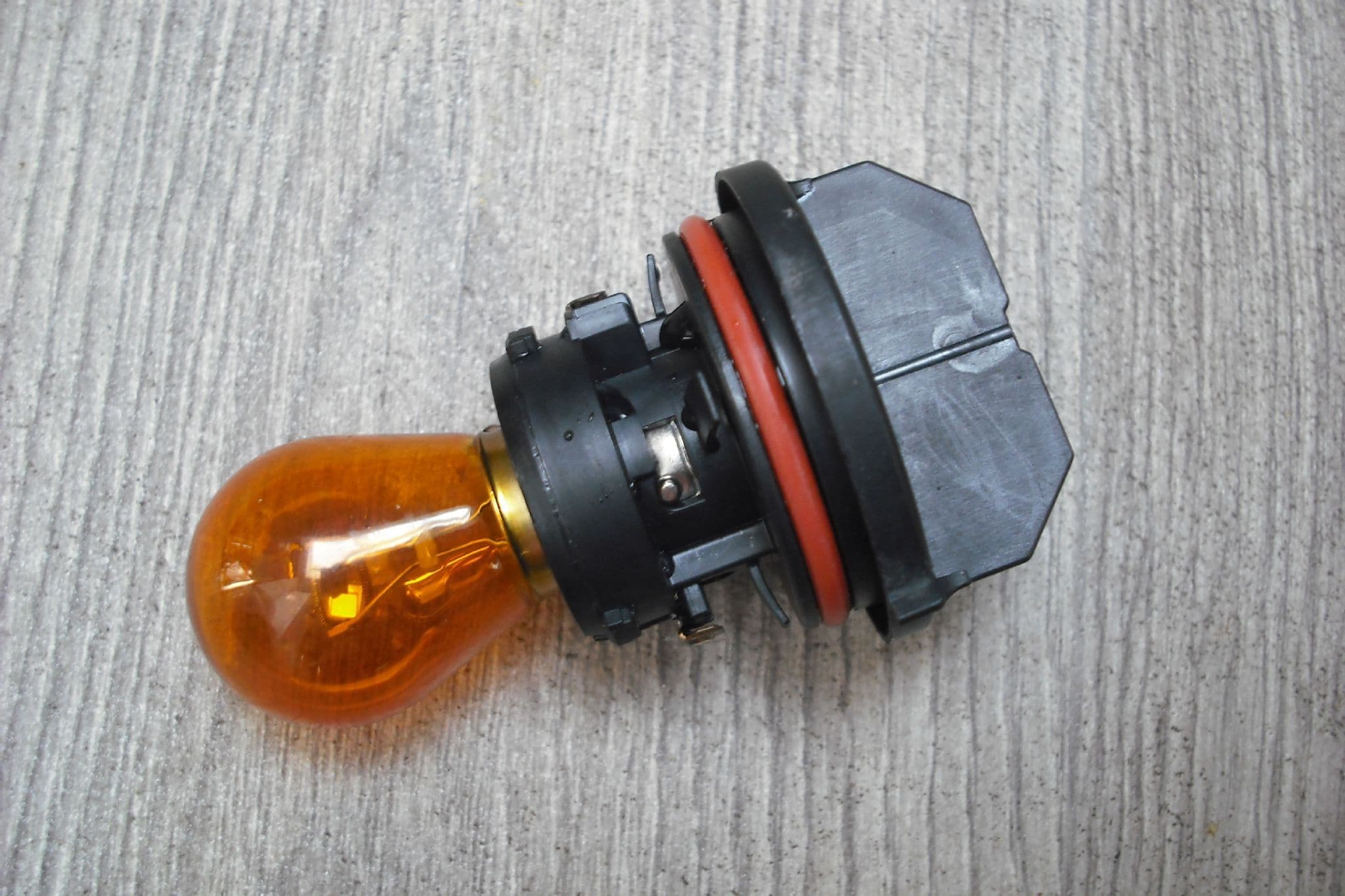 A GENUINE FORD CONNECT HEADLIGHT HEADLAMP INDICATOR FLASHER BULB HOLDER