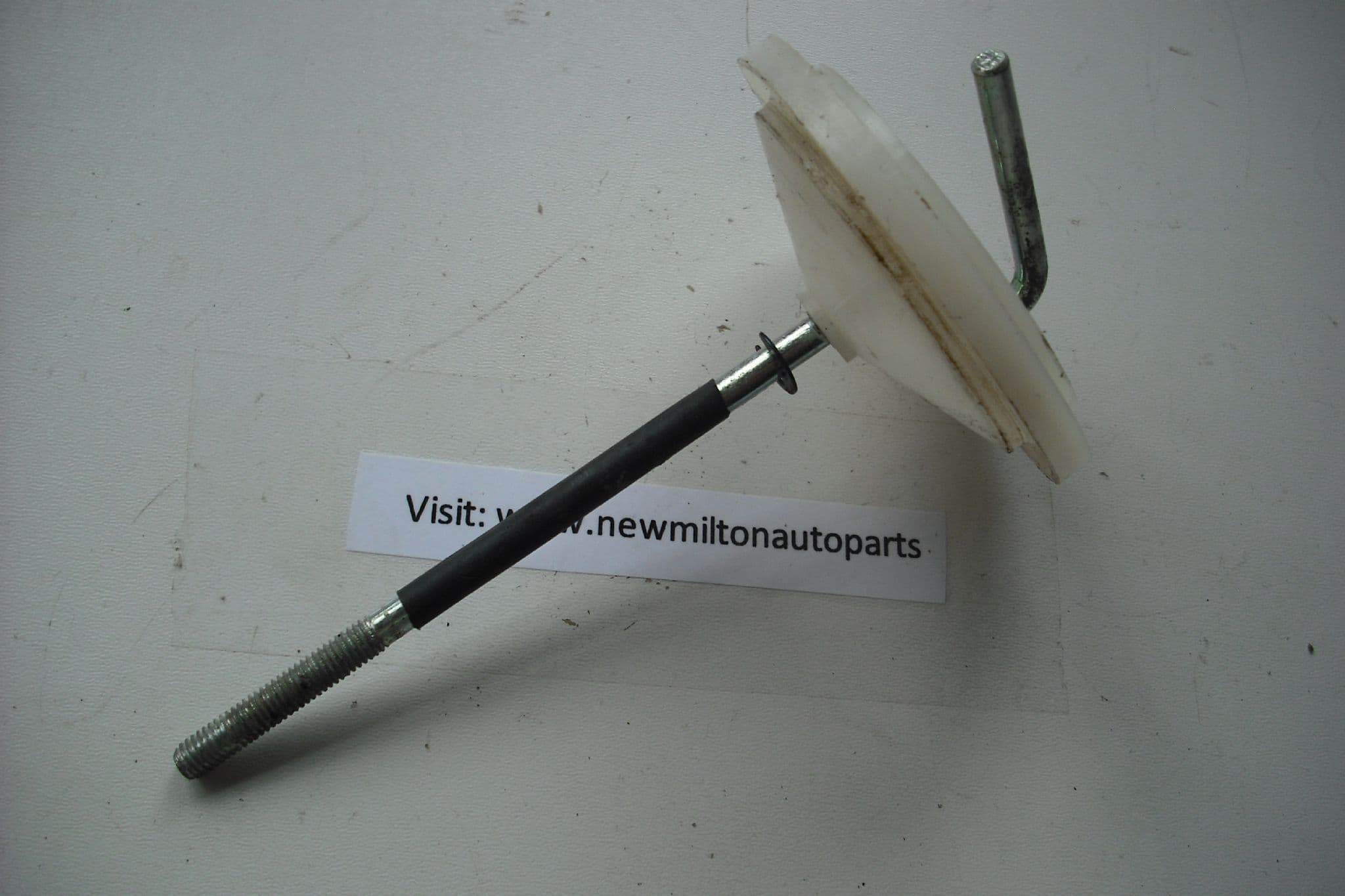 A GENUINE FORD FIESTA MK6 SPARE WHEEL FIXING SCREW CLAMP