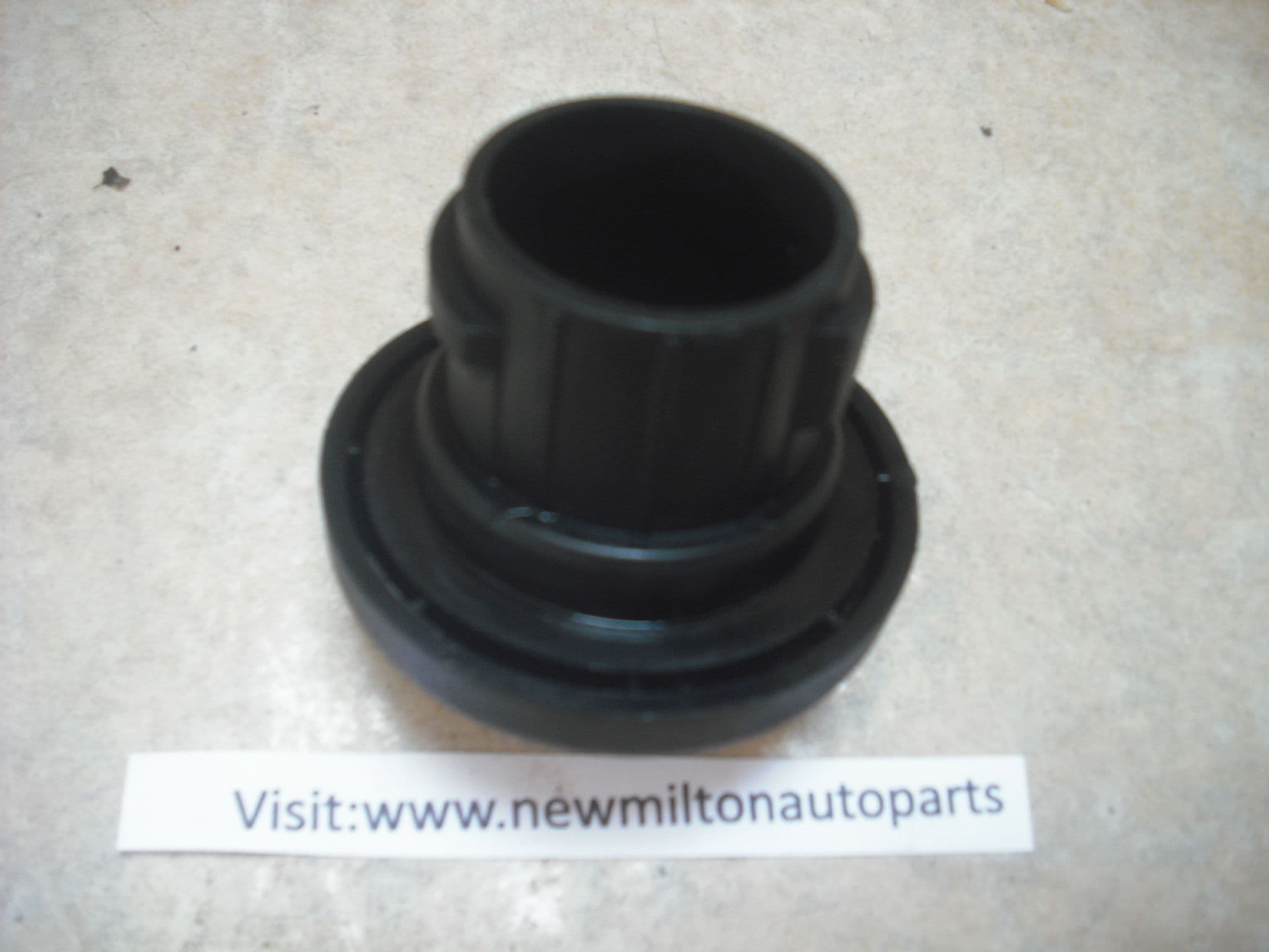 A GENUINE FORD FOCUS AND C MAX DEISEL ENGINE OIL FILLER CAP