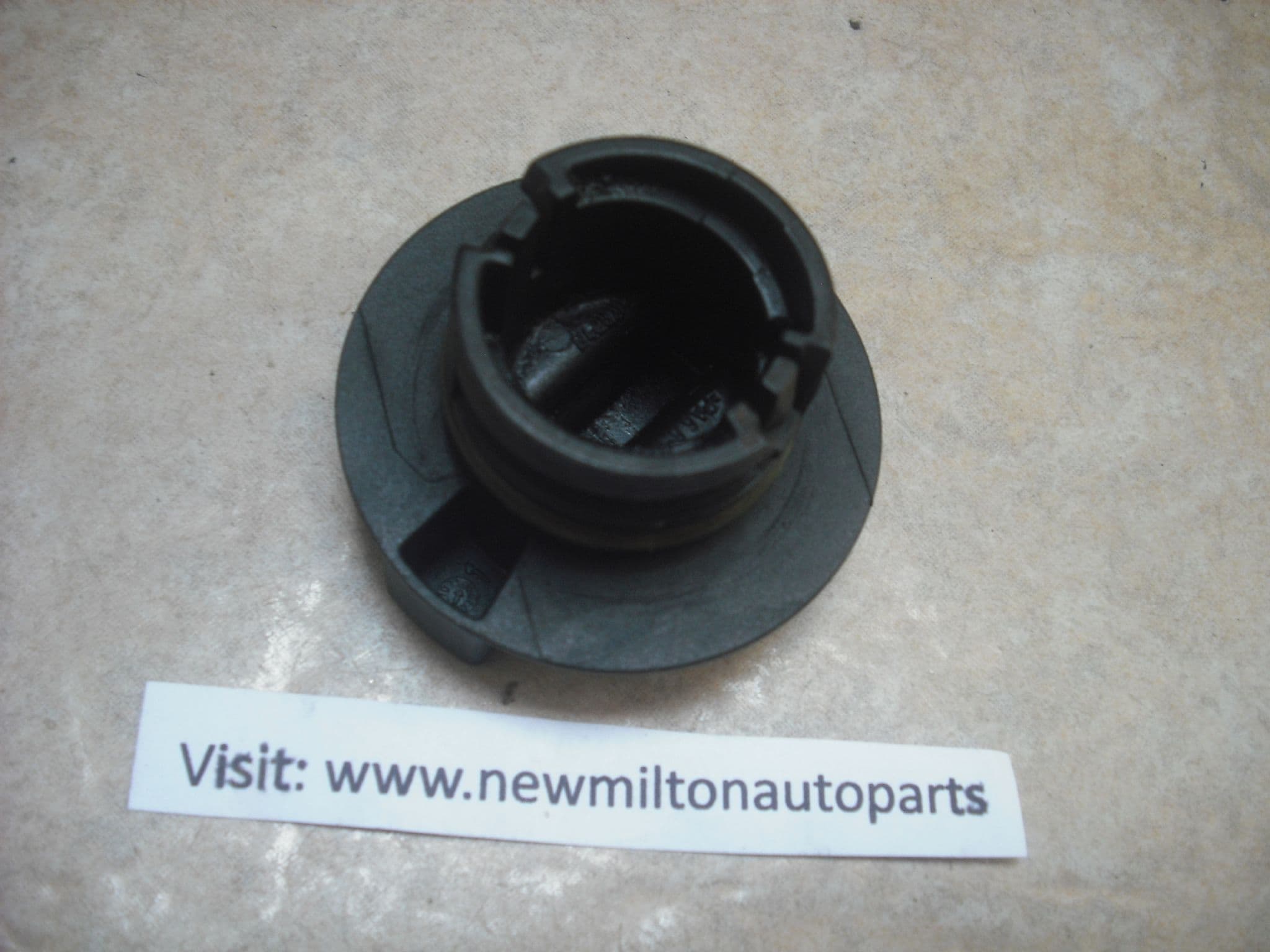 A GENUINE FORD FOCUS AND C MAX ENGINE OIL FILLER CAP