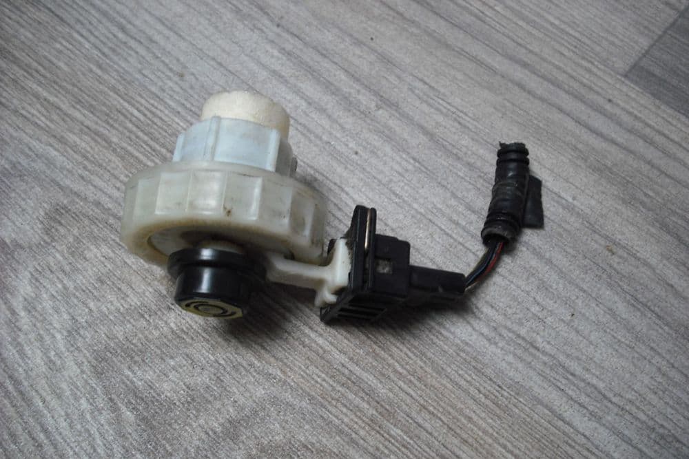 A GENUINE FORD FOCUS MK2 BRAKE FLUID MASTER CYLINDER FILLER CAP WITH ...