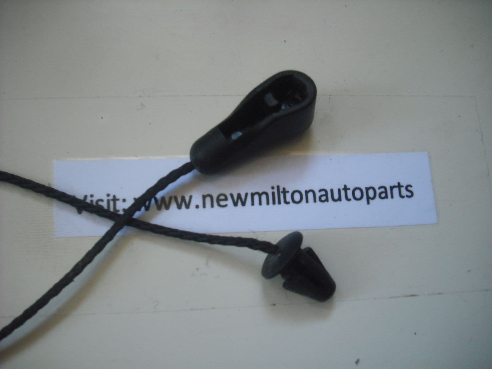 A GENUINE FORD FOCUS MK2 HATCHBACK REAR PARCELSHELF STRING HANGER