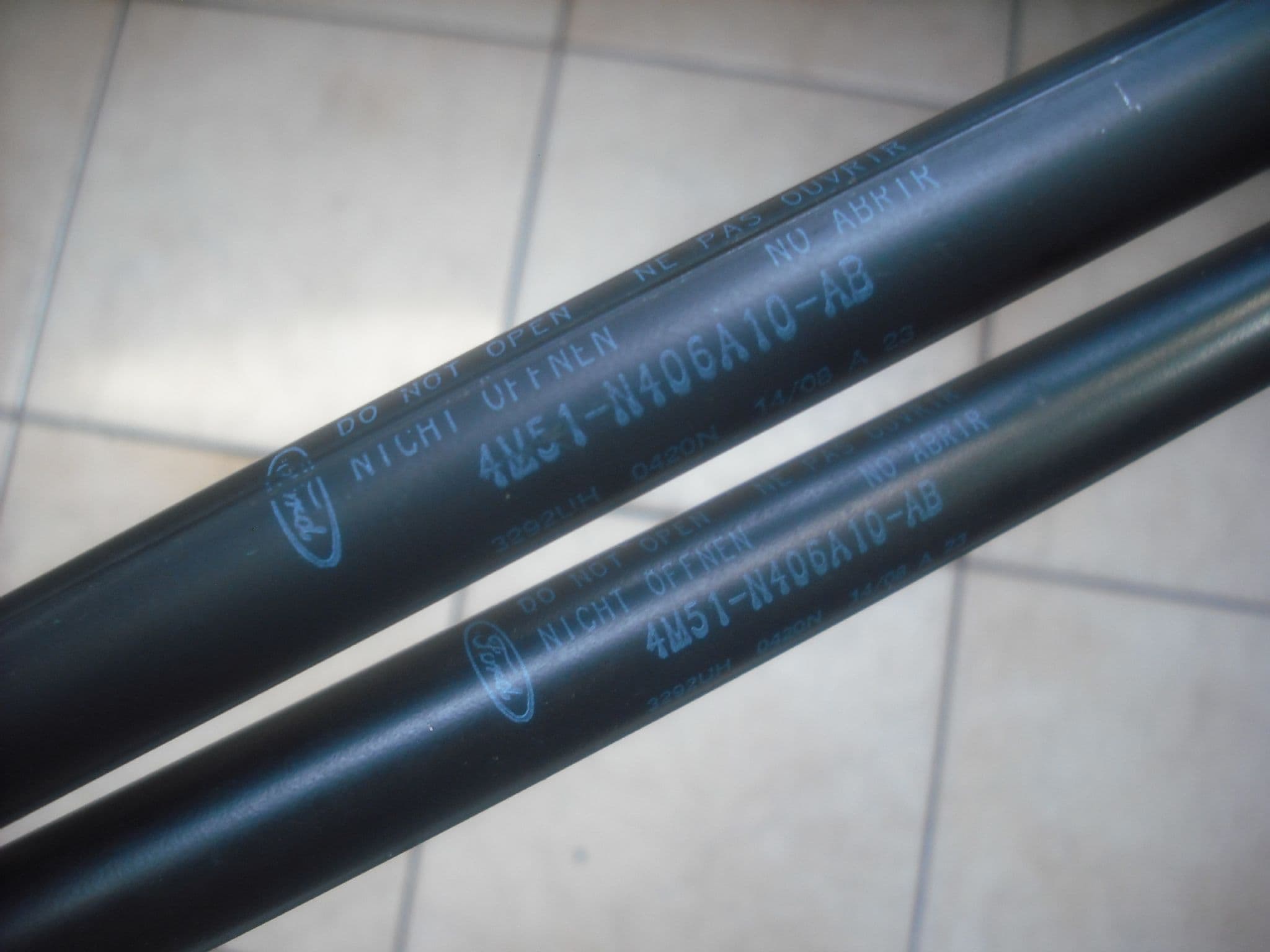 A GENUINE FORD FOCUS MK2 TAILGATE BOOT TRUNK GAS LIFT STRUTS 4M51 ...