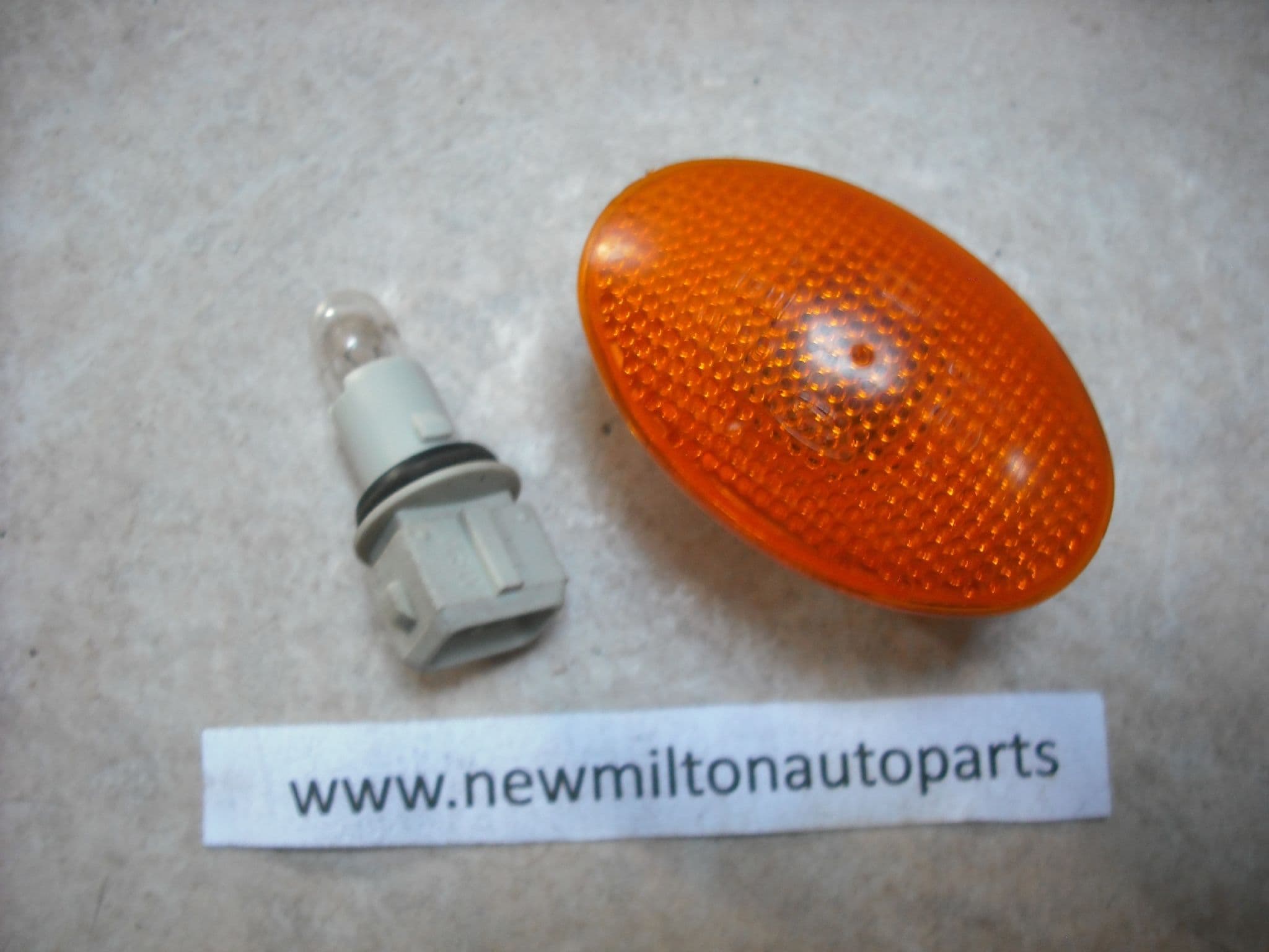 A GENUINE FORD KA FRONT WING SIDE MARKER INDICATOR FLASHER