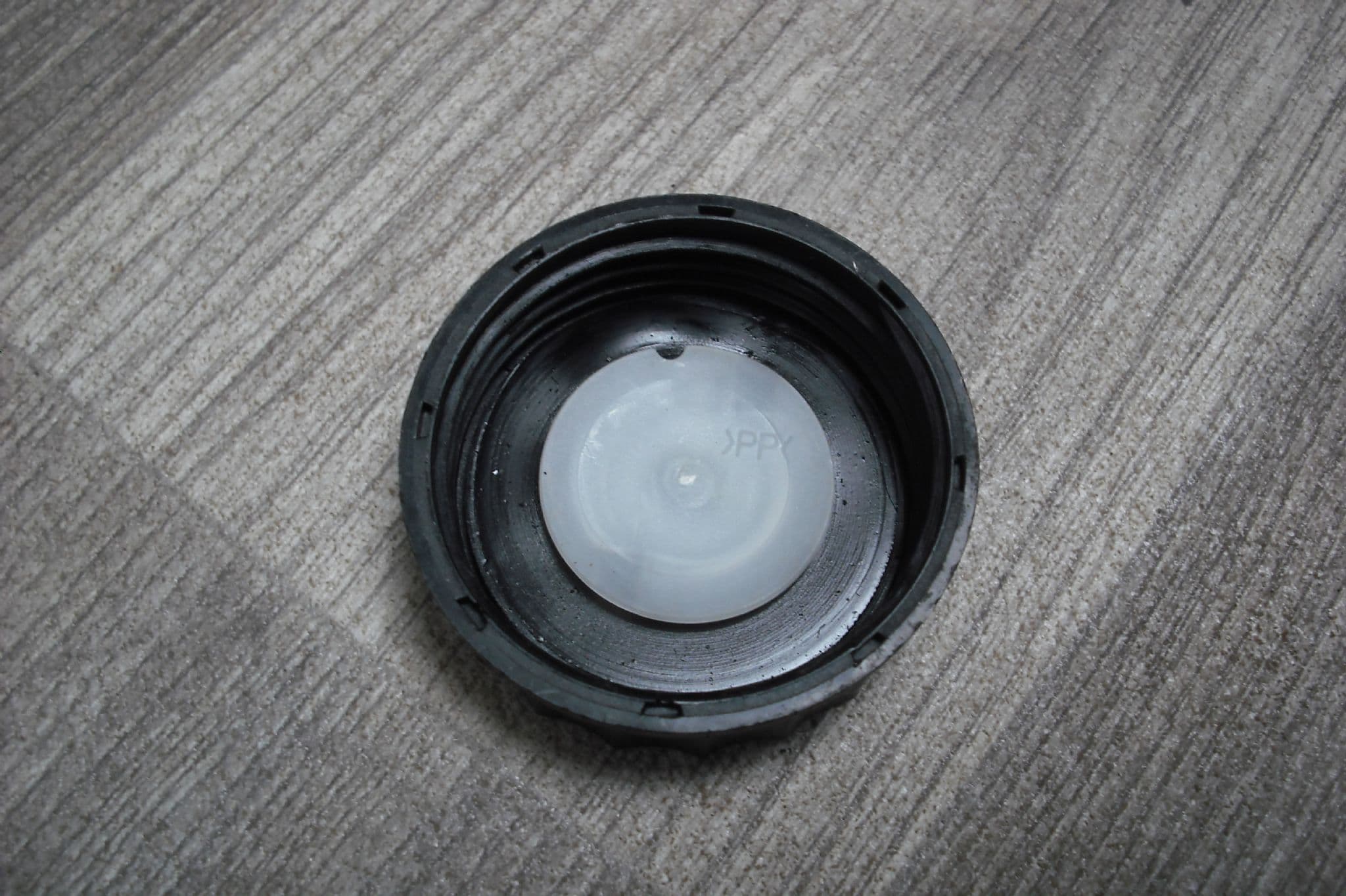 A GENUINE FORD TRANSIT BRAKE FLUID FILLER CAP