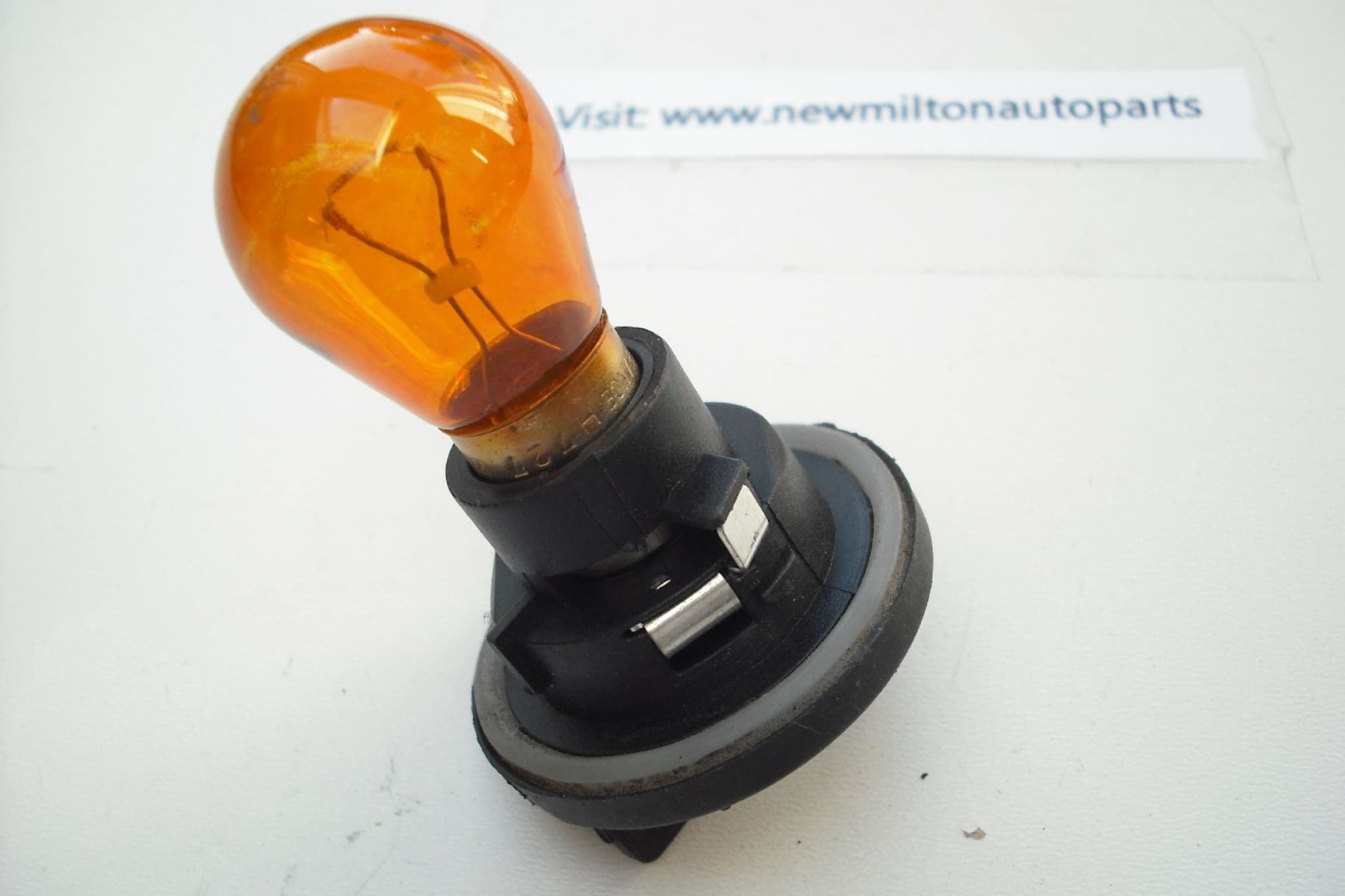 A GENUINE FORD TRANSIT MK7 HEADLIGHT INDICATOR FLASHER BULB HOLDER