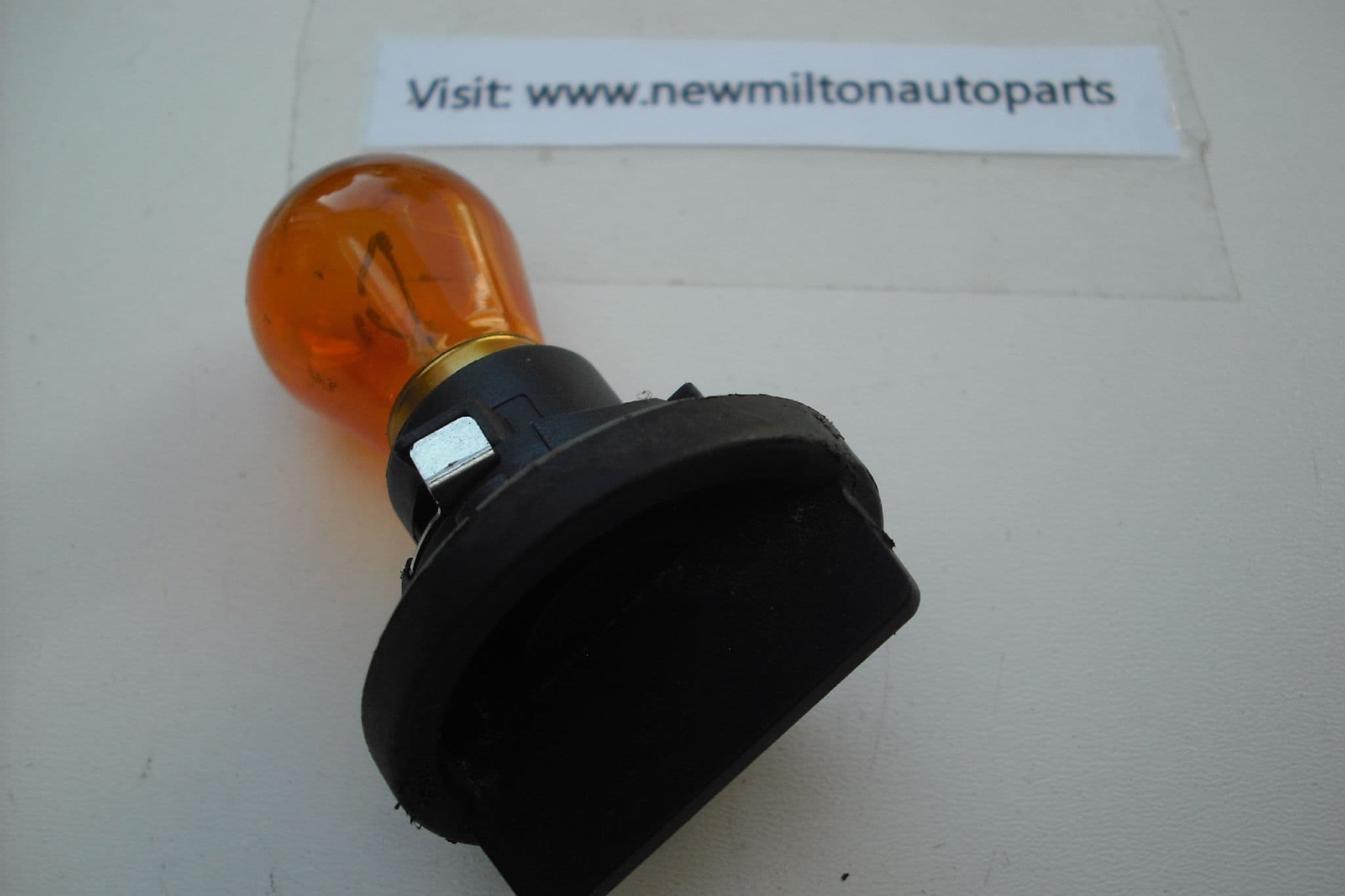 A GENUINE FORD TRANSIT MK7 HEADLIGHT INDICATOR FLASHER BULB HOLDER