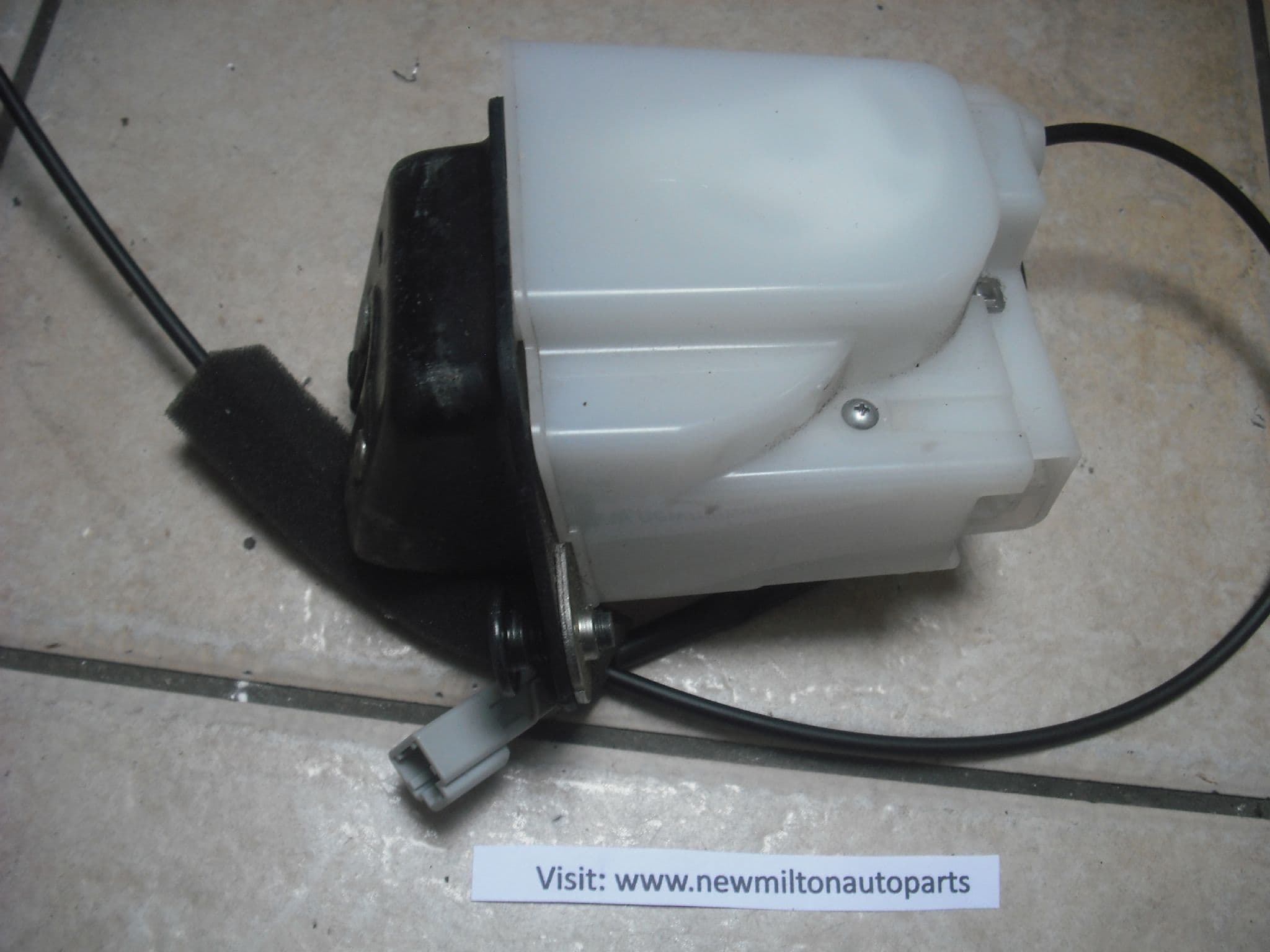 A GENUINE HONDA CIVIC MK8 2006-2012 BOOT TAILGATE CATCH ASSEMBLEY