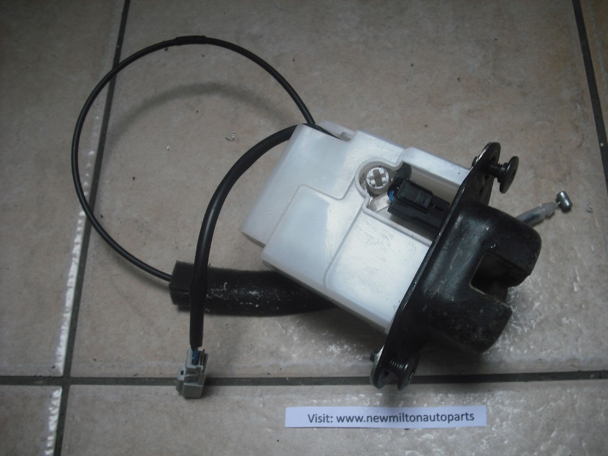 A GENUINE HONDA CIVIC MK8 2006-2012 BOOT TAILGATE CATCH ASSEMBLEY