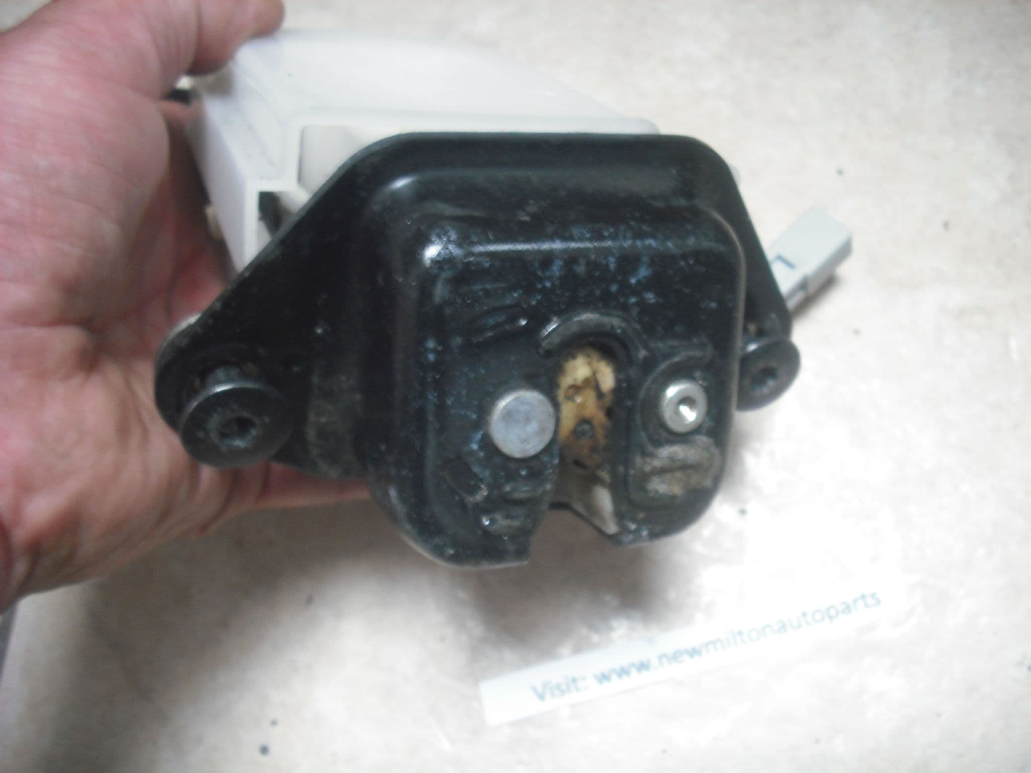 A GENUINE HONDA CIVIC MK8 2006-2012 BOOT TAILGATE CATCH ASSEMBLEY