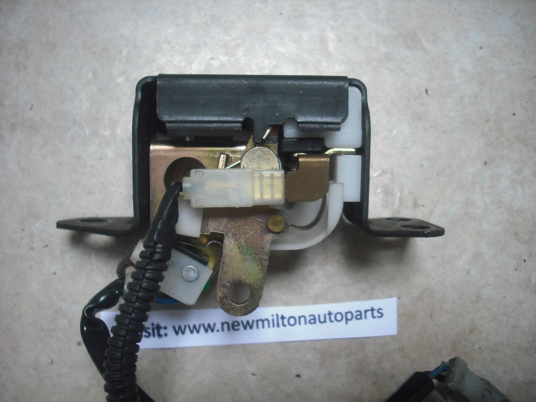 A GENUINE HONDA CRV MK2 REAR BOOT DOOR TAILGATE GLASS CATCH