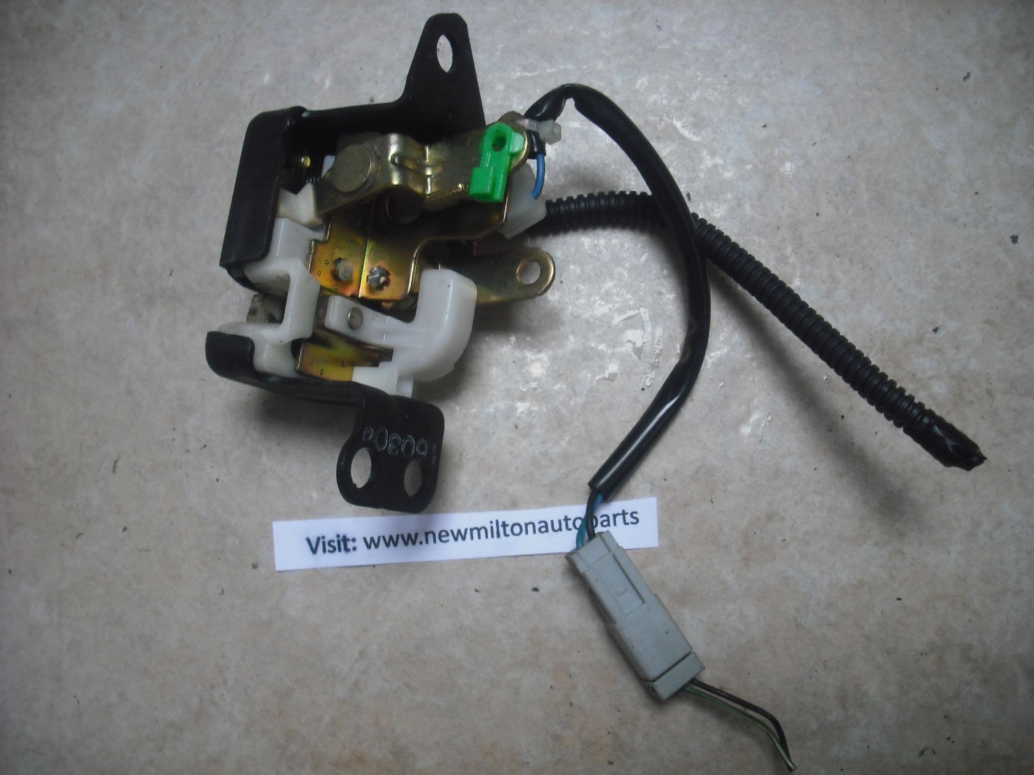 A GENUINE HONDA CRV MK2 REAR BOOT DOOR TAILGATE GLASS CATCH