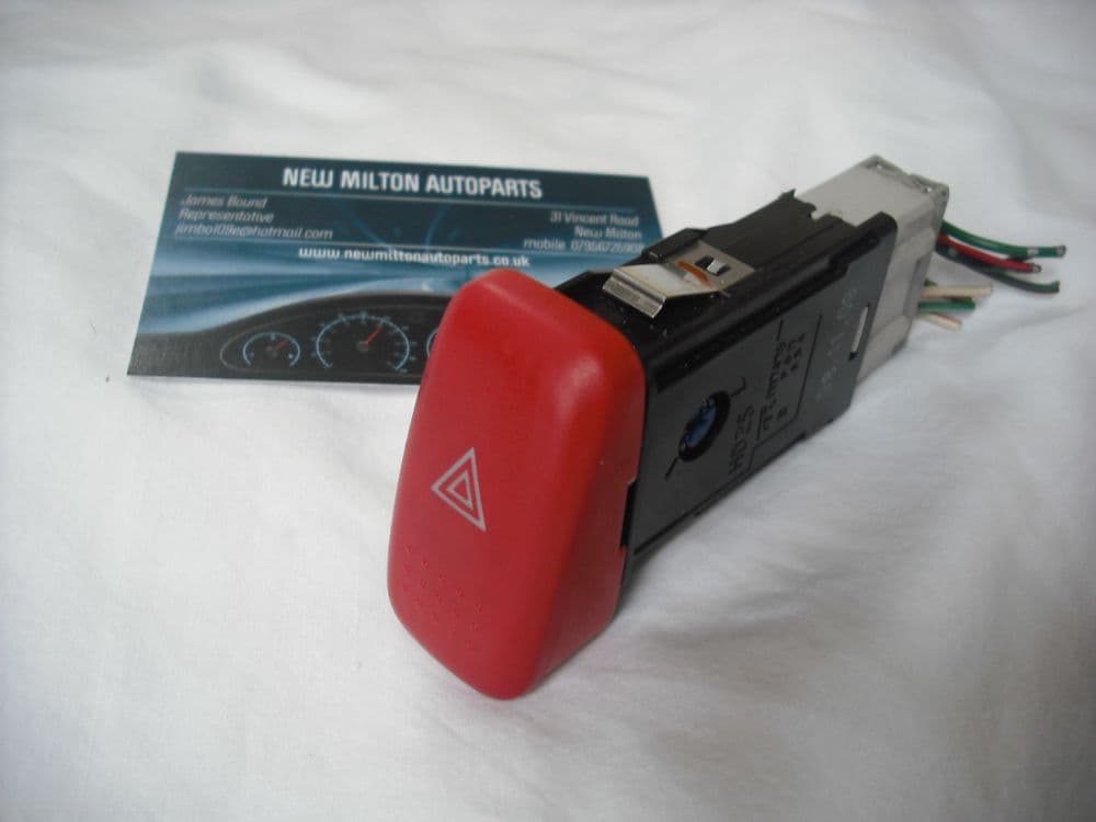 A GENUINE HONDA HRV HAZARD WARNING LIGHT SWITCH 1998-2006 HD25 M17479