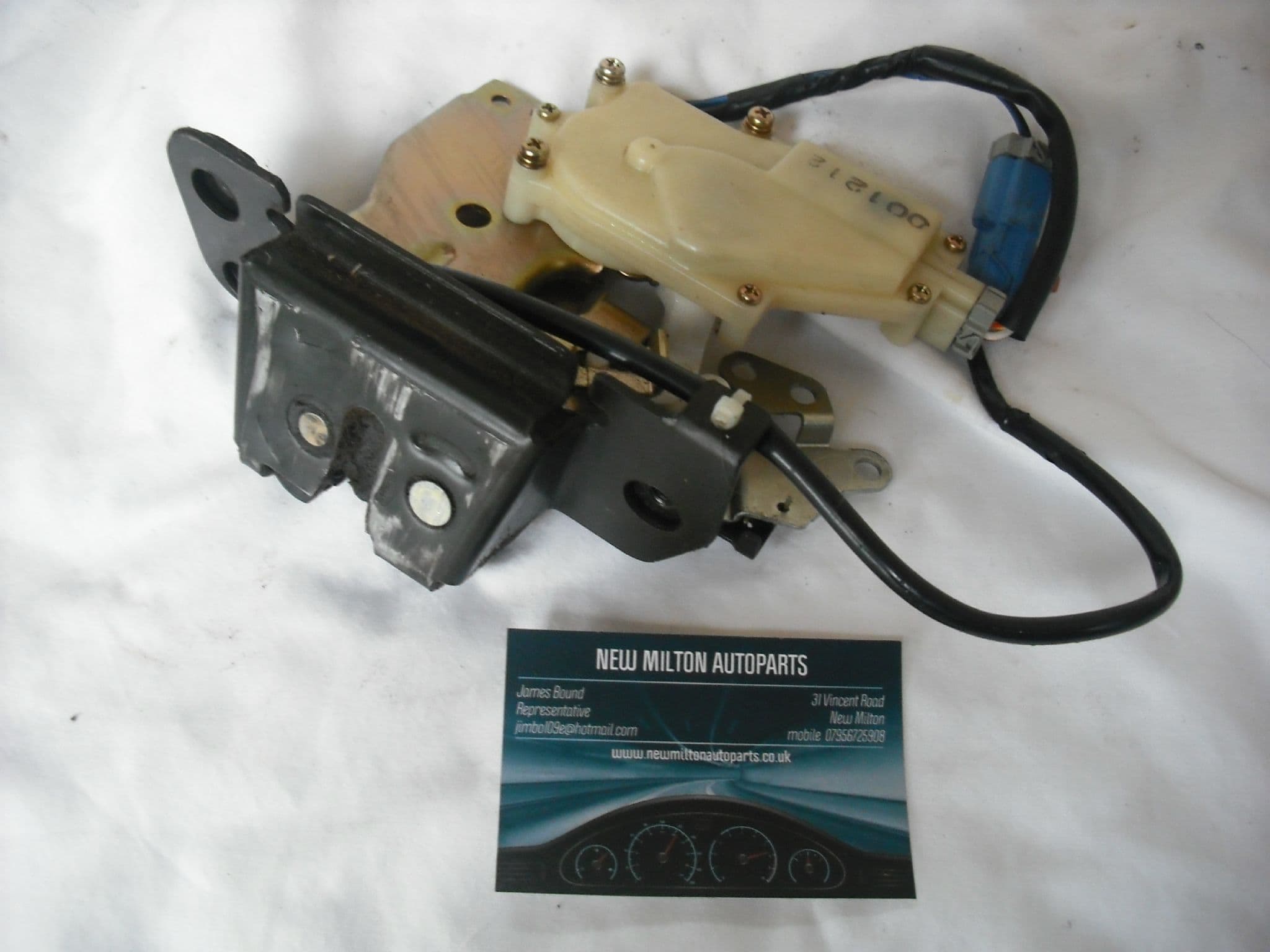 A GENUINE HONDA HRV TAILGATE BOOT LOCK CATCH WITH CENTRAL LOCKING ...