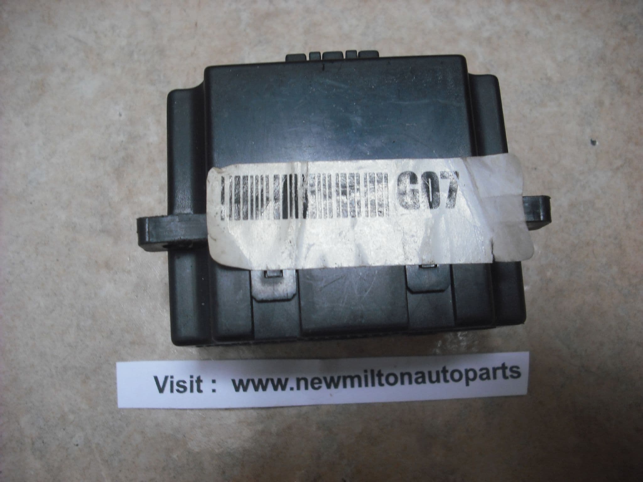 A GENUINE HYUNDAI COUPE DASH MOUNTED DIGITAL CLOCK 95900-2C000