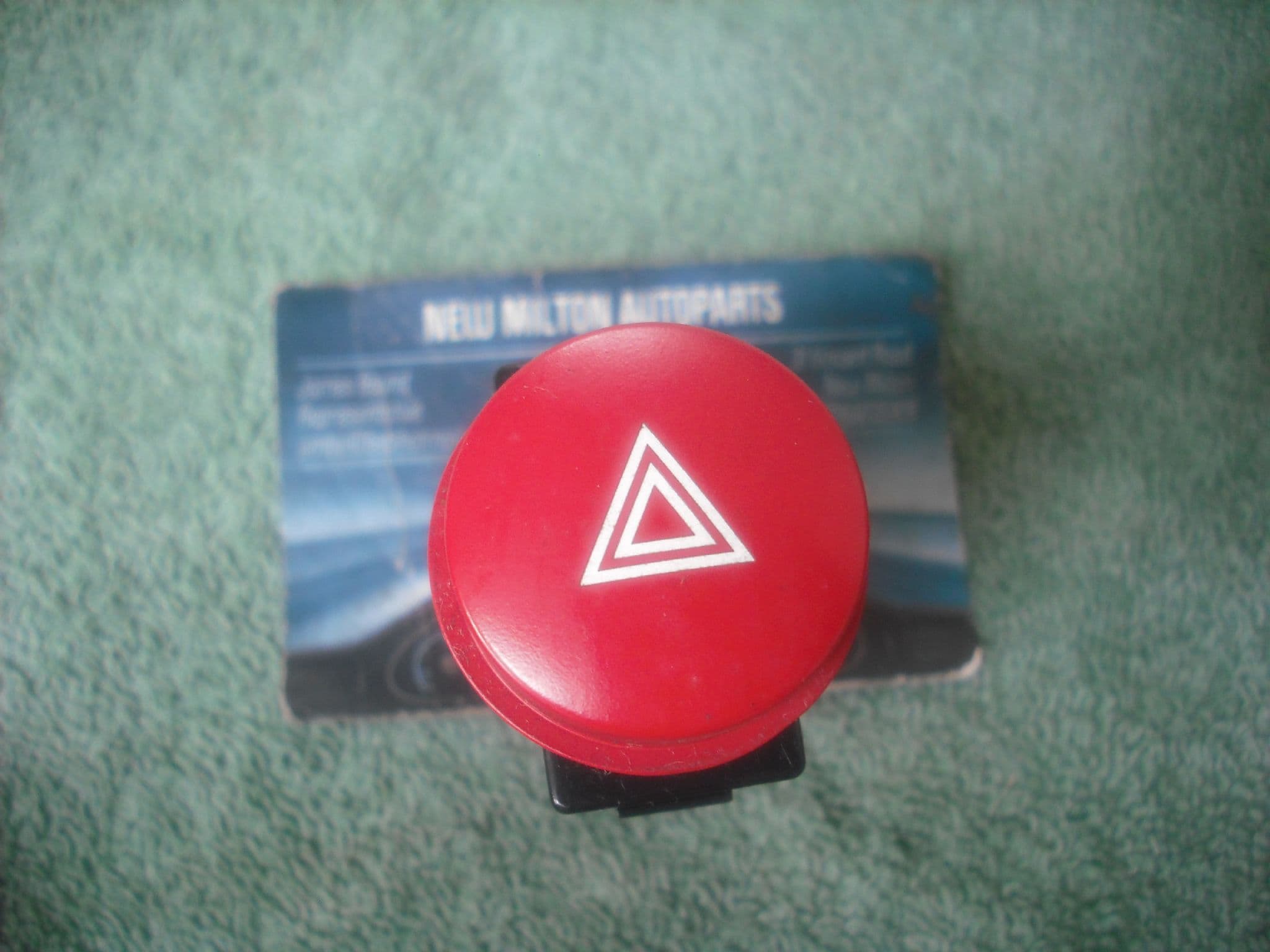 A GENUINE HYUNDAI GETZ TB HAZARD WARNING LIGHT FLASHER SWITCH ROUND VERSION