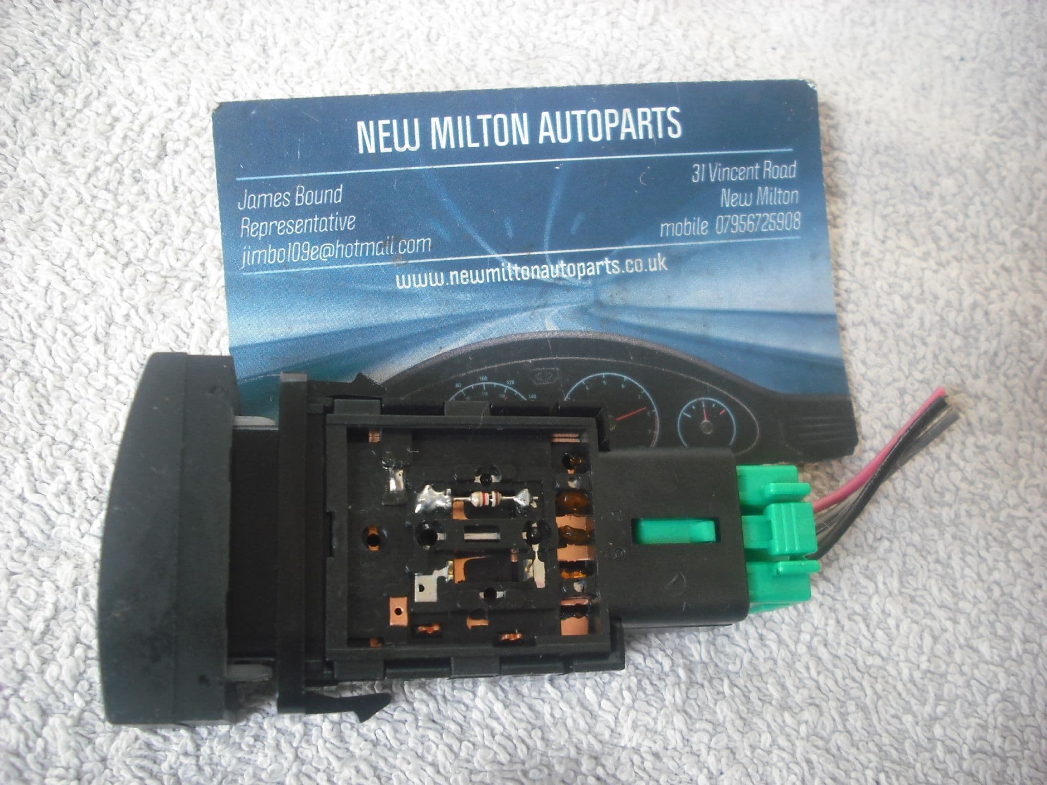 A GENUINE HYUNDAI TUCSON 1ST GEN 4WD DRIVE LOCK SWITCH