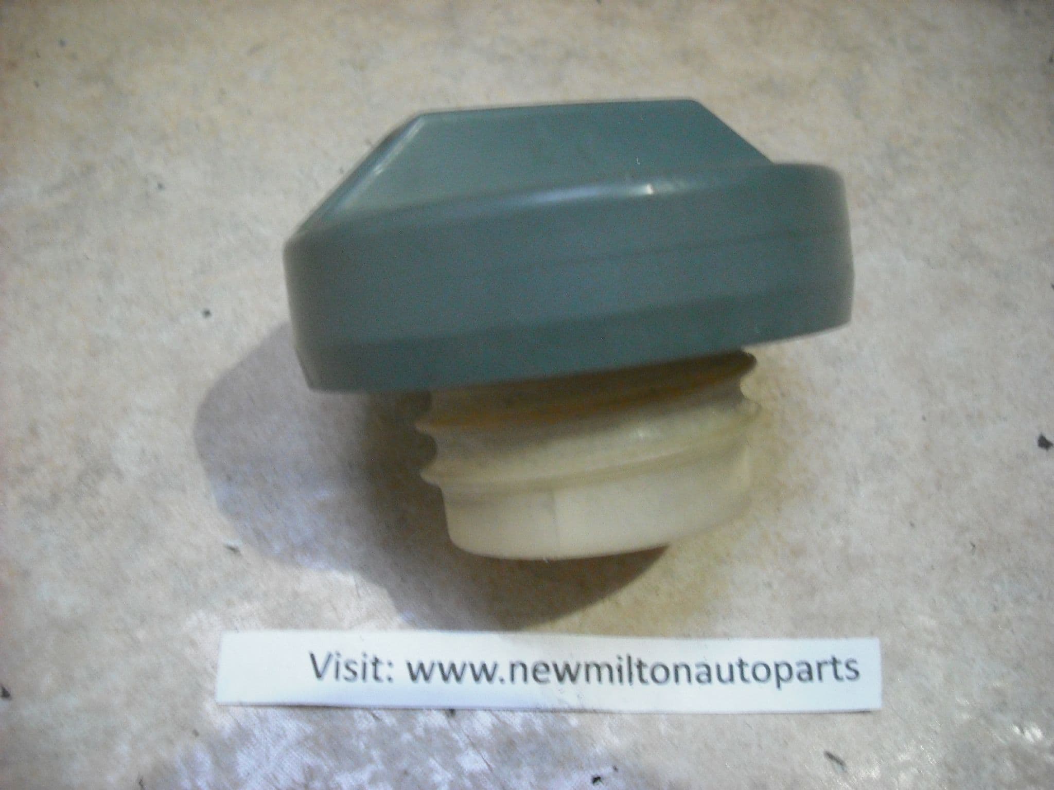 A GENUINE ISUZU TROOPER MK2 AND MK3 PETROL FUEL CAP