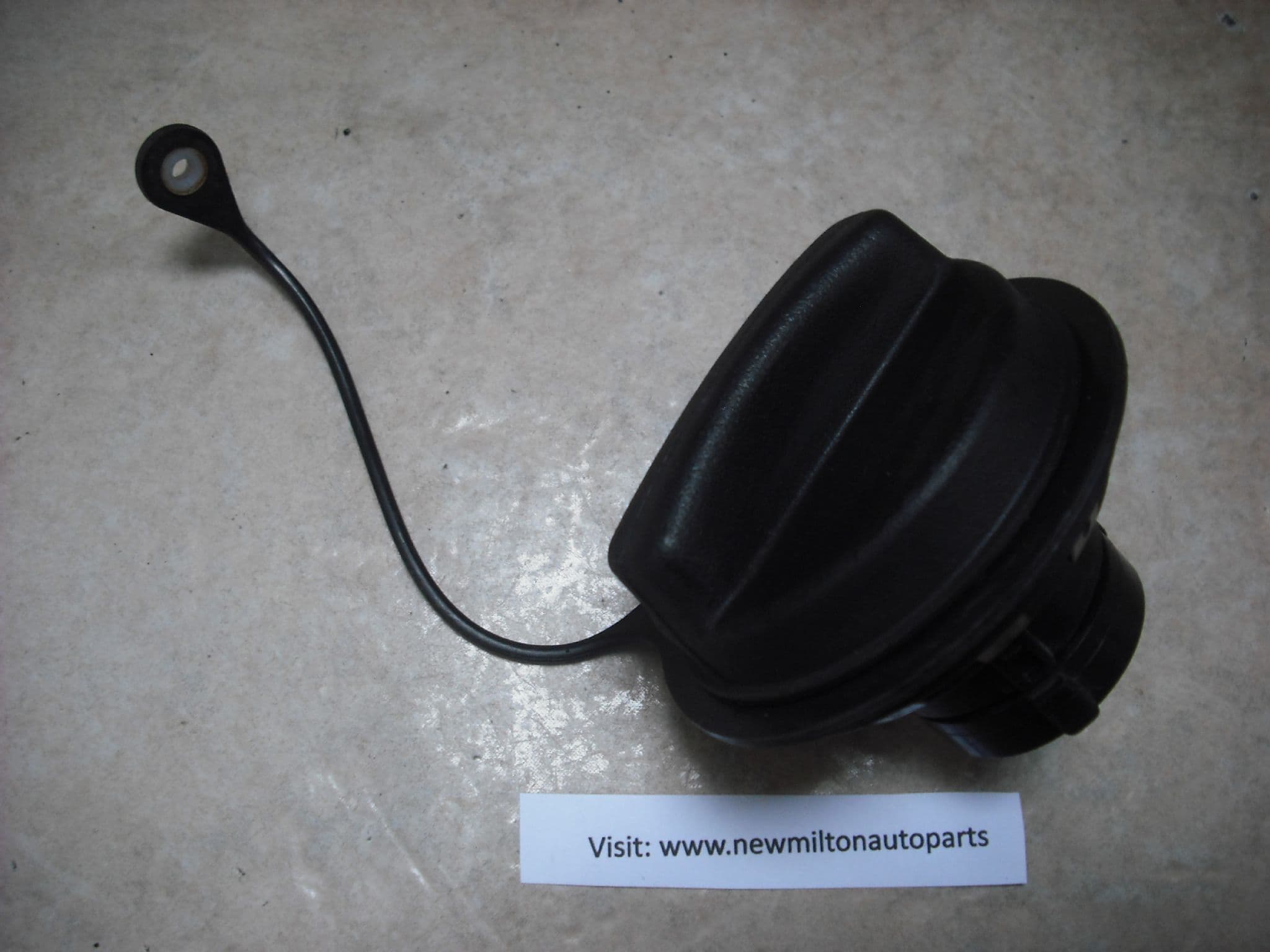 A GENUINE JAGUAR S TYPE FUEL PETROL OR DIESEL CAP WITH TIE