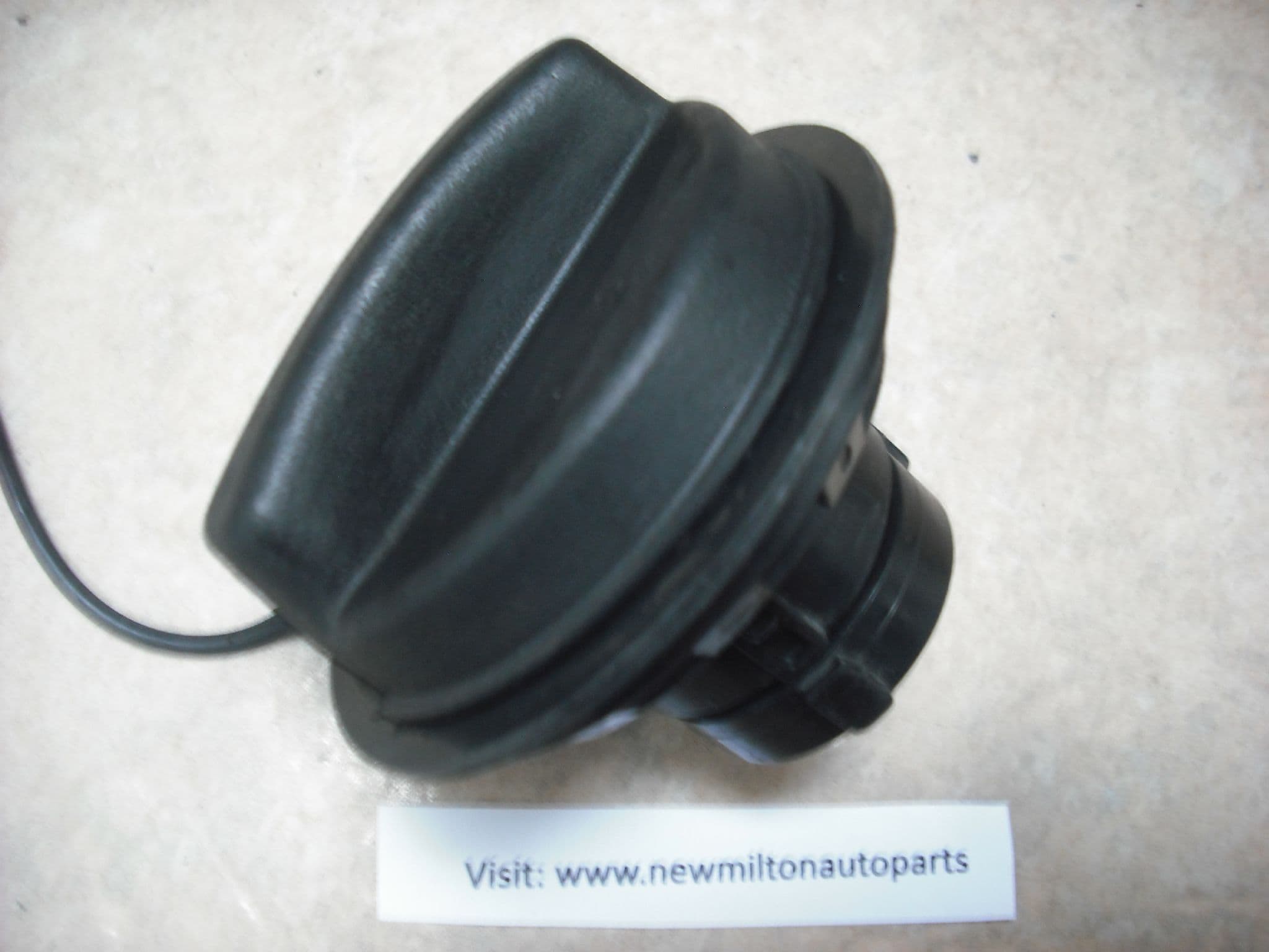 A GENUINE JAGUAR S TYPE FUEL PETROL OR DIESEL CAP WITH TIE