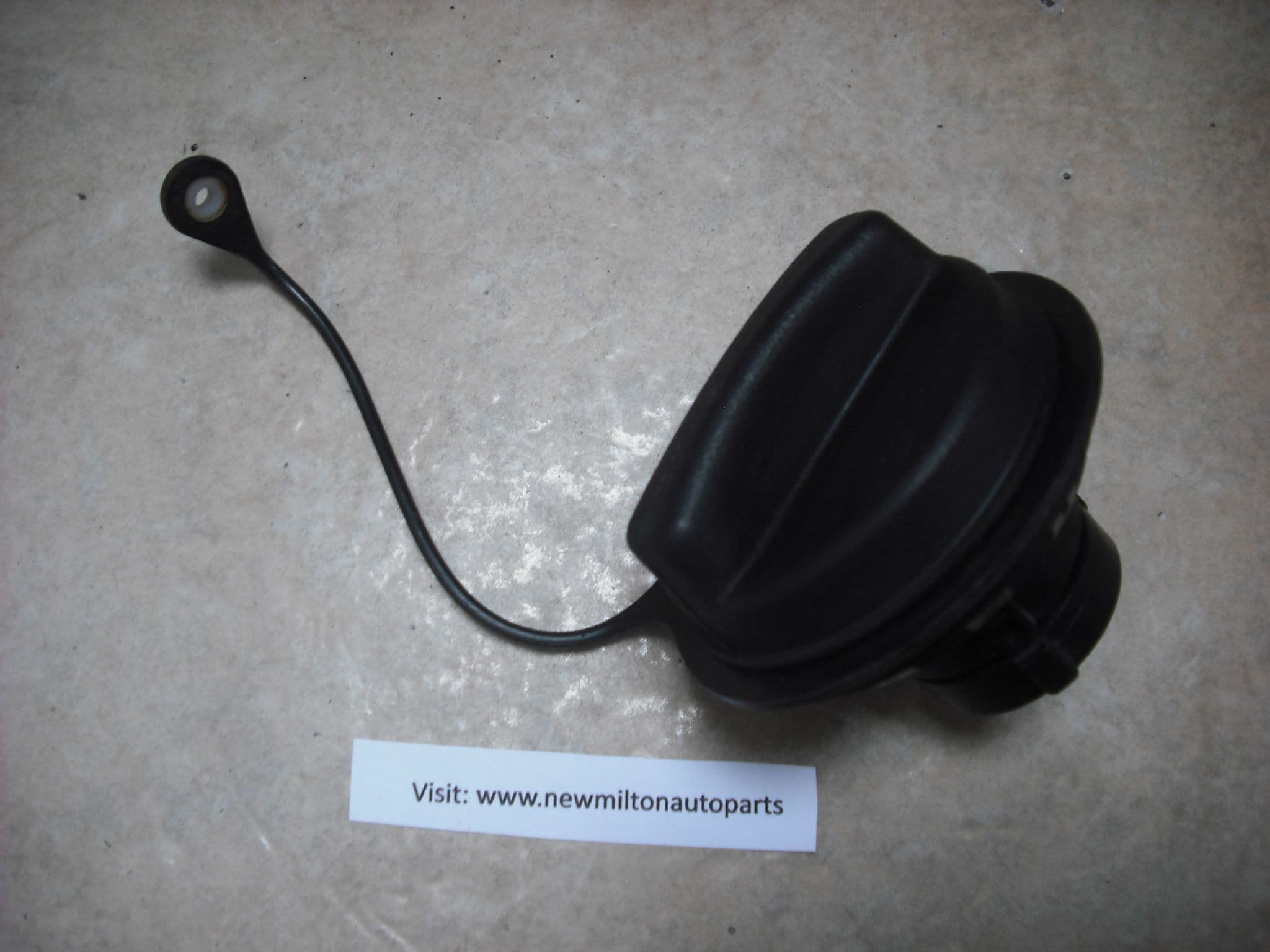A GENUINE JAGUAR S TYPE FUEL PETROL OR DIESEL CAP WITH TIE