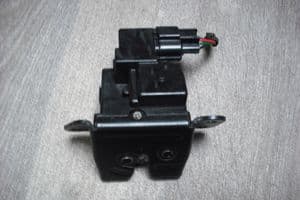 A GENUINE KIA CEED AND KIA VENGA BOOT TRUNK CATCH WITH CENTRAL LOCKING