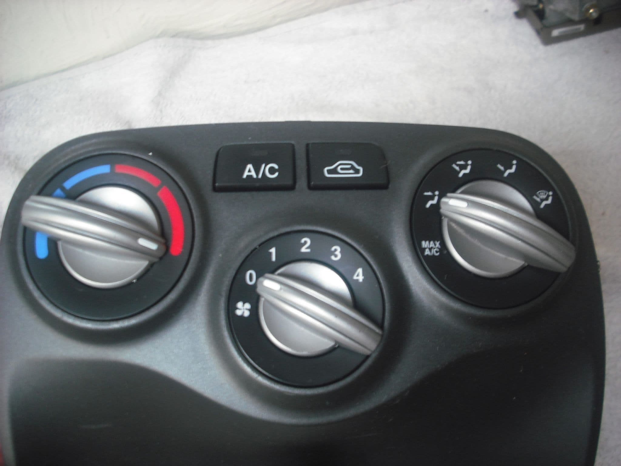 A GENUINE KIA RIO MK2 2005-2011 AC HEATER CONTROL PANEL WITH DASH FACIA ...