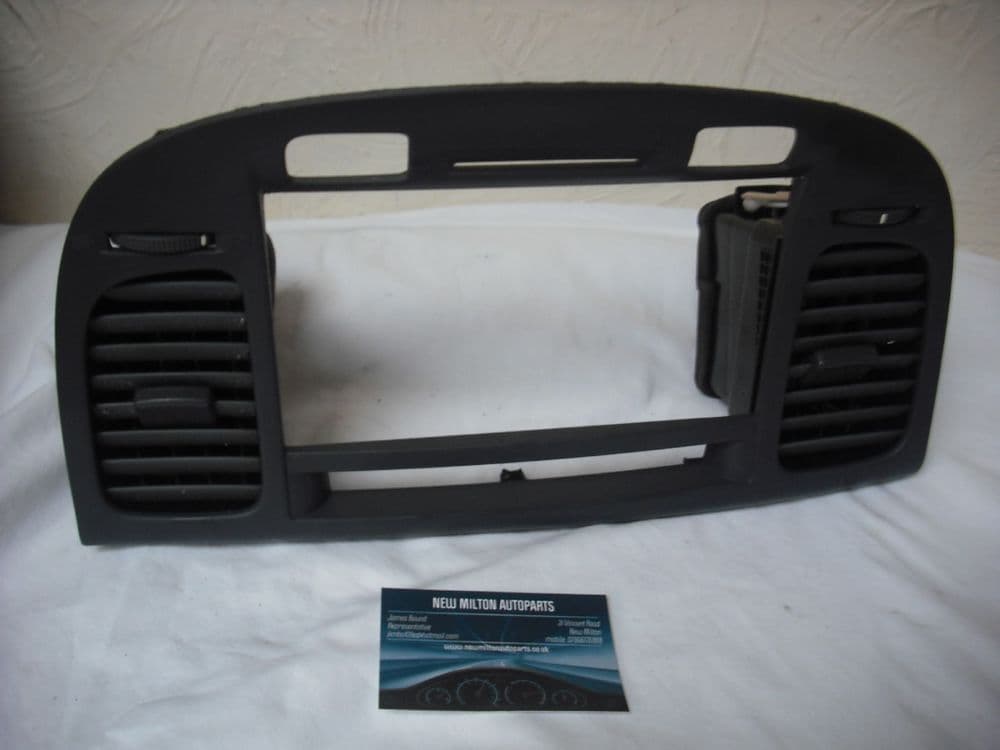 A GENUINE KIA RIO MK2 DASH CENTRAL PANEL WITH HEATER AIR BLOWER VENTS