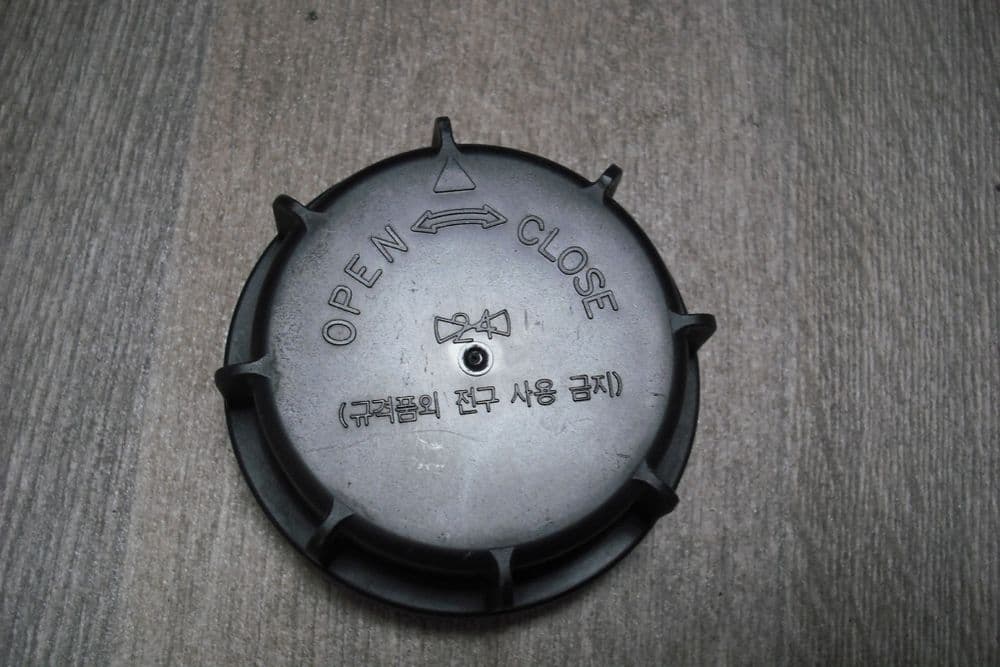 A GENUINE KIA SEDONA 2006-2013 HEADLIGHT REAR BULB COVER DUST CAP